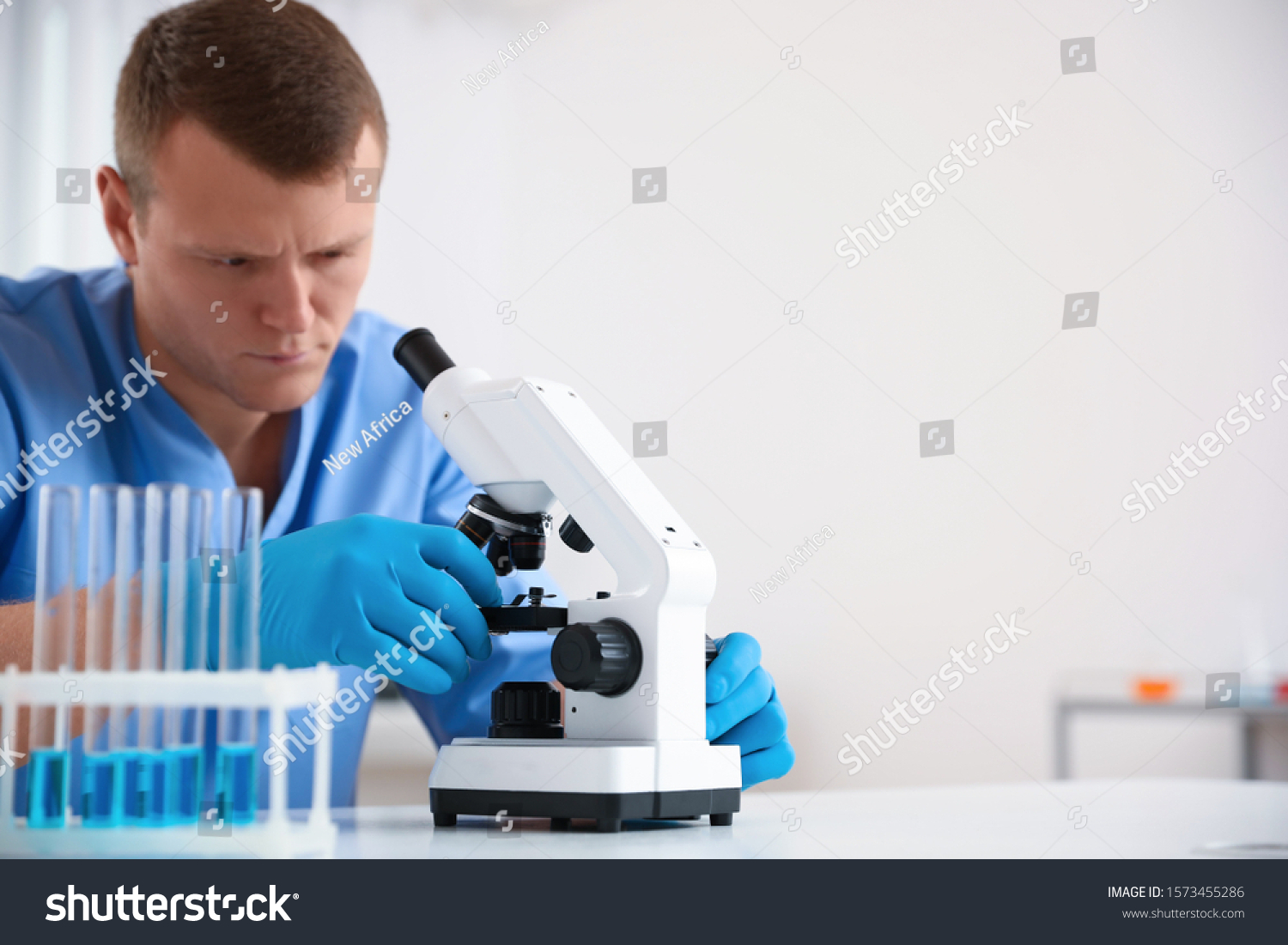 Scientist using modern microscope at table. Medical research_站酷海洛_正版图片 ...