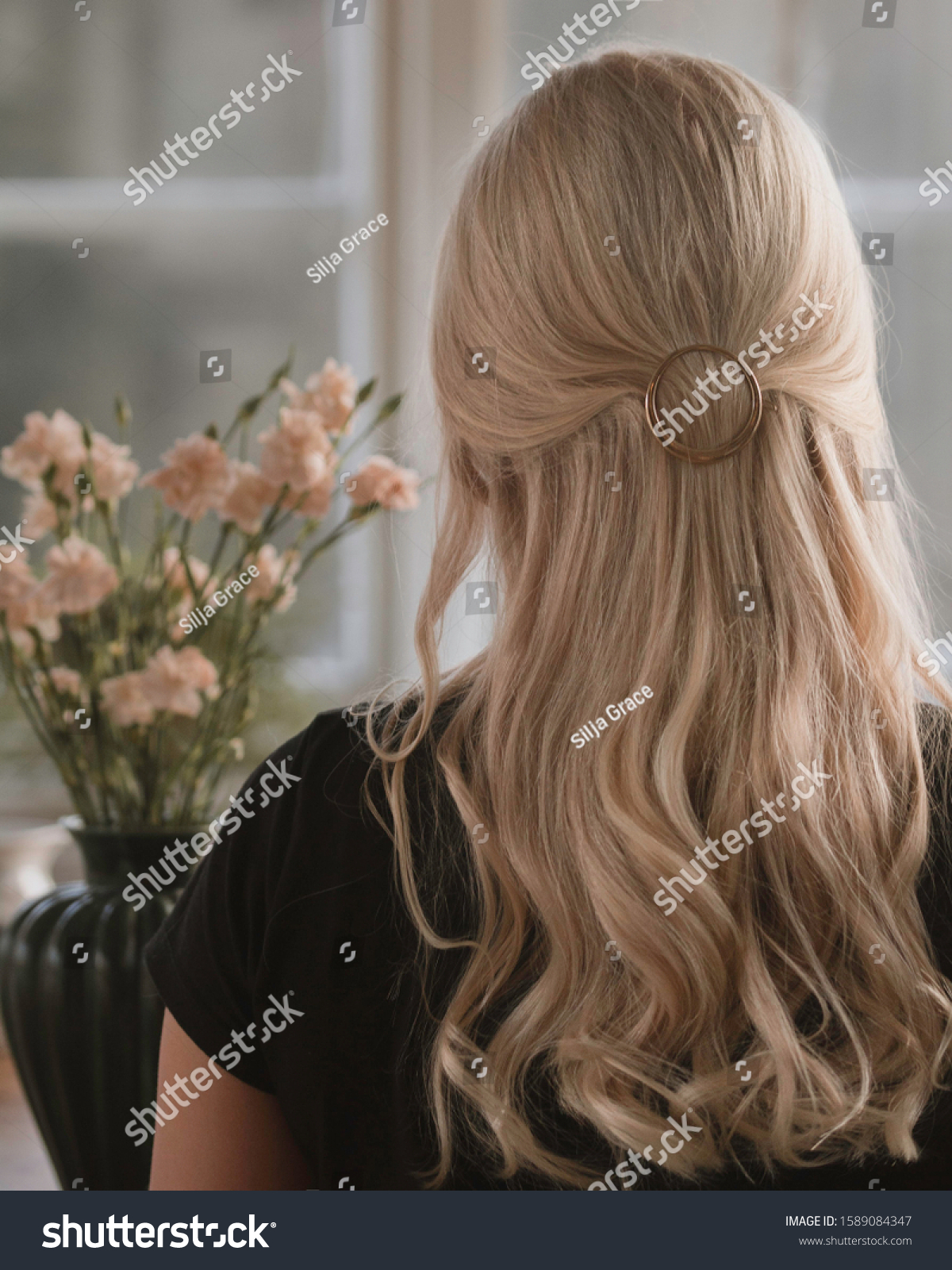 A picture of a girl looking foward with wavy hair. _站酷海洛_正版图片_视频_字体_音乐 ...