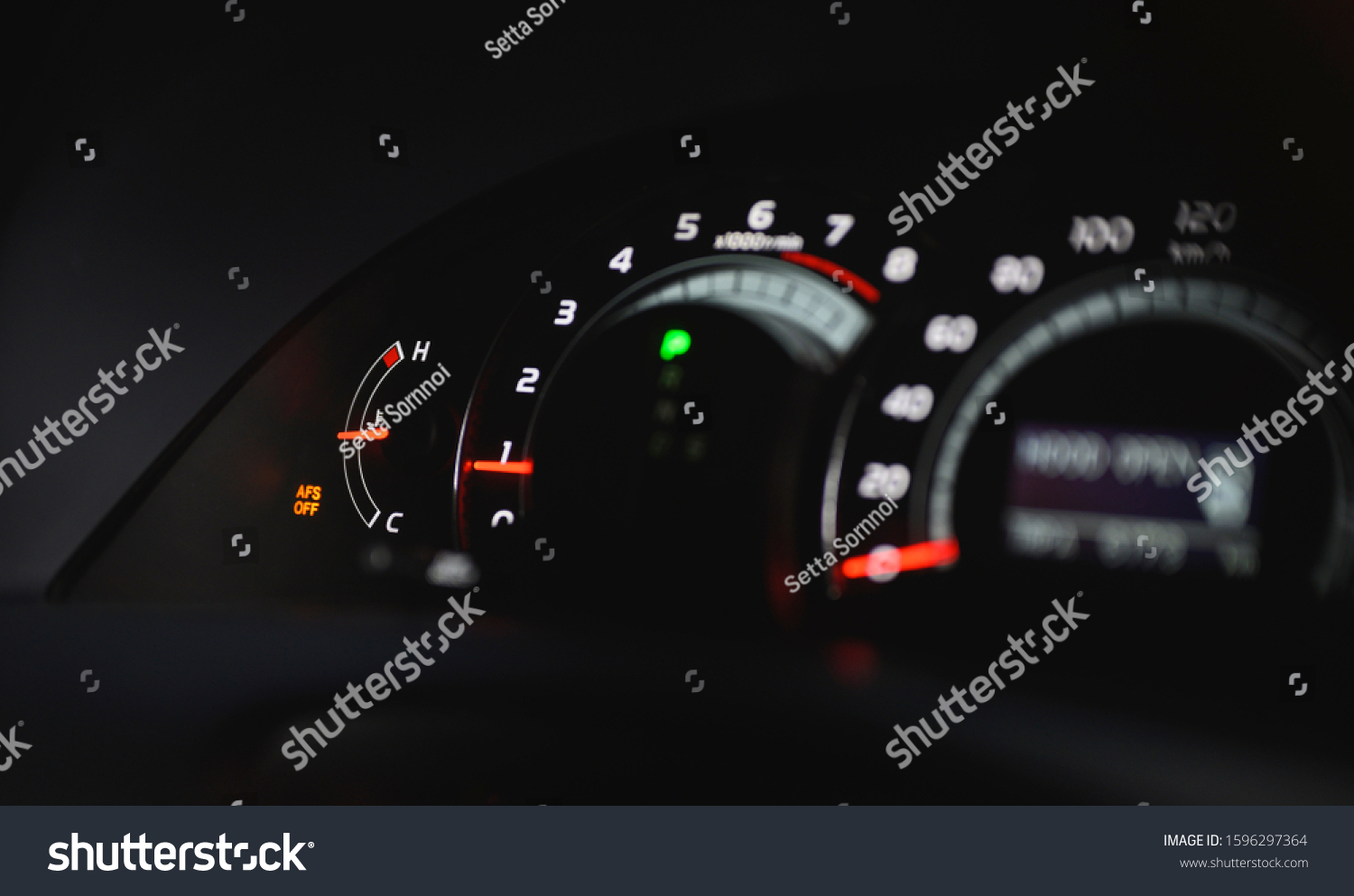 Car dashboard focus on water temperature gauge at ideal temperature._站酷海洛_正版图片_视频_字体_音乐素材交易平台_站酷旗下品牌