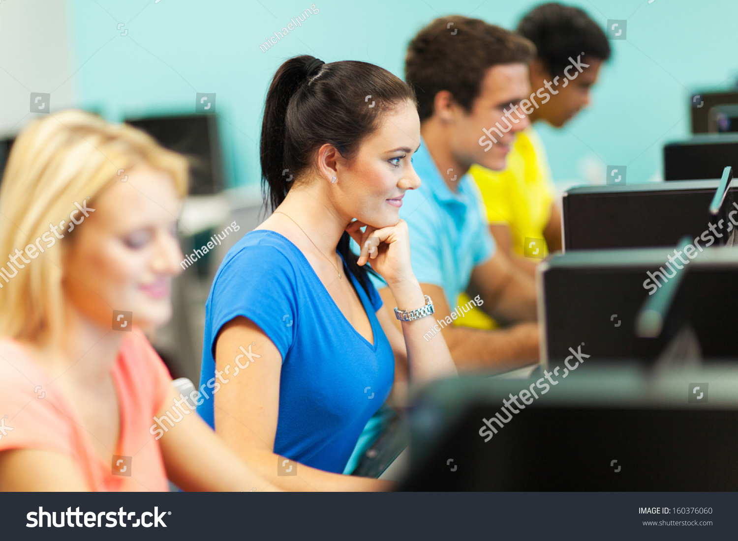 group of college students in computer room_站酷海洛_正版图片_视频_字体_音乐素材交易平台_站酷旗下品牌