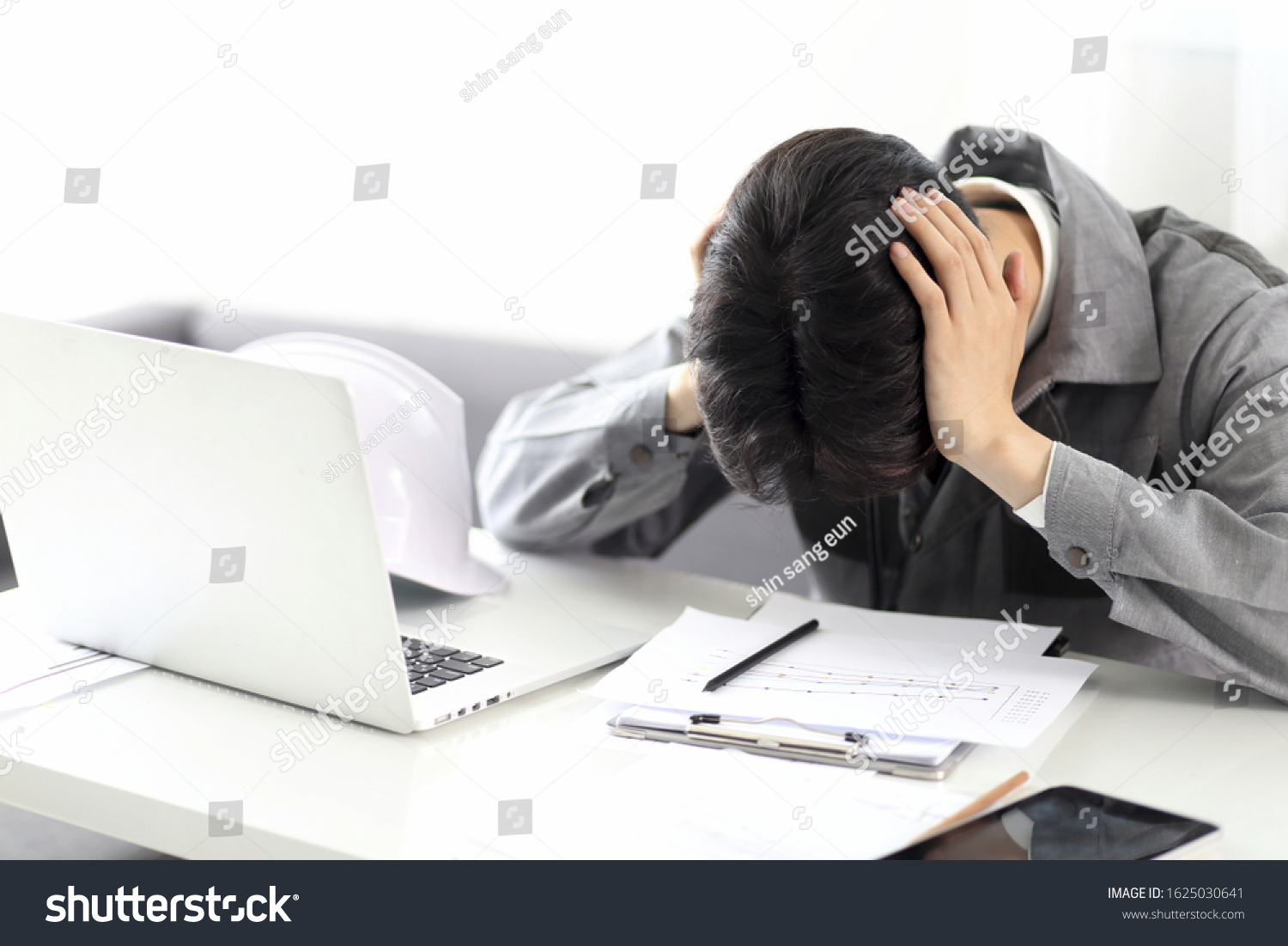 Overworked engineer sitting at desk_站酷海洛_正版图片_视频_字体_音乐素材交易平台_站酷旗下品牌