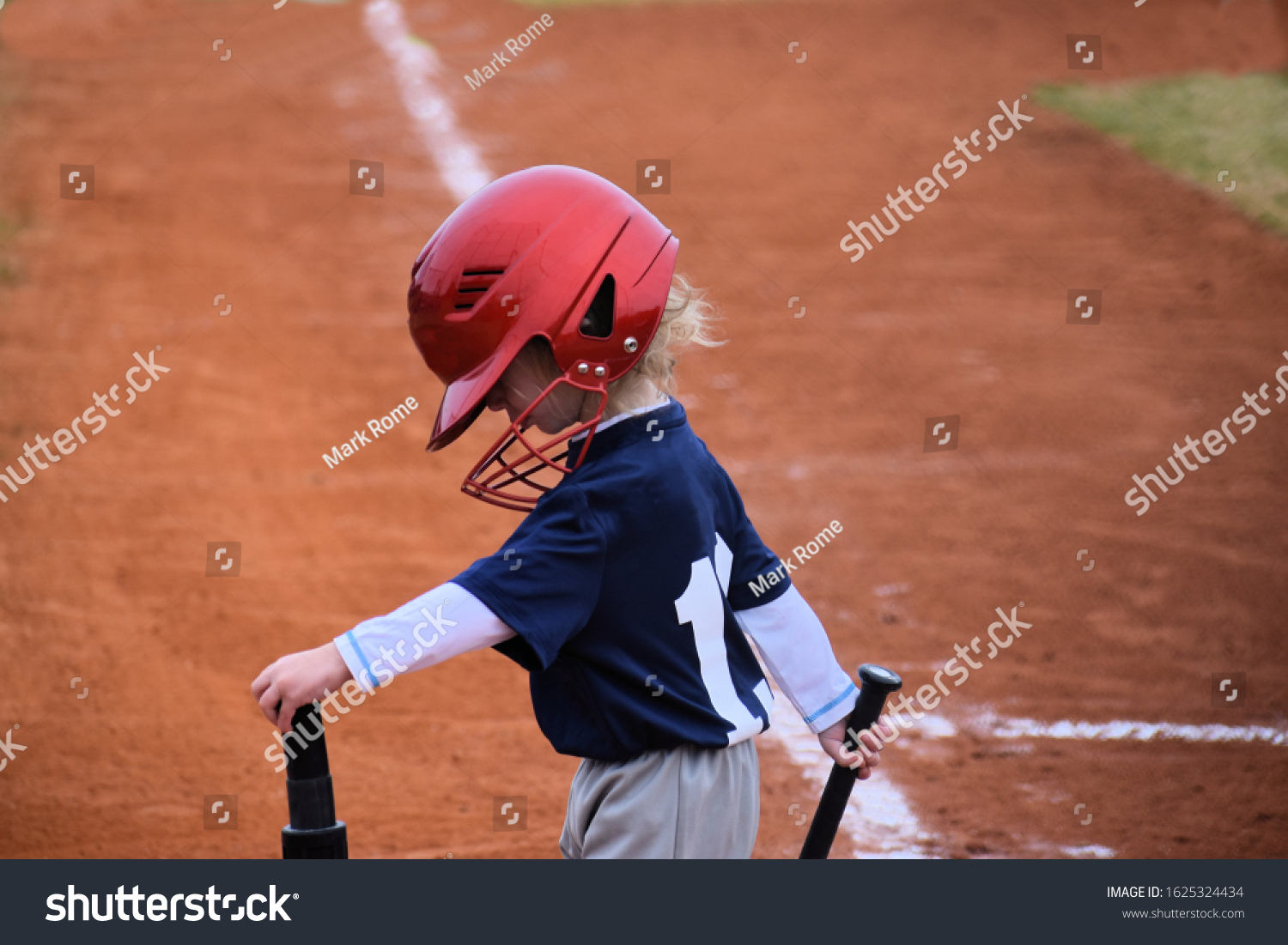 Little league baseball kid up at bat_站酷海洛_正版图片_视频_字体_音乐素材交易平台_站酷旗下品牌