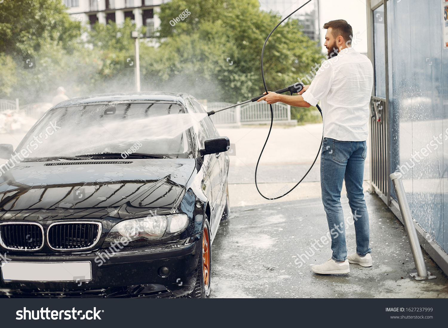 Man in a white shirt. Male washing a car. Guy spray a water_站酷海洛_正版图片_视频_字体_音乐素材交易平台_站酷旗下品牌
