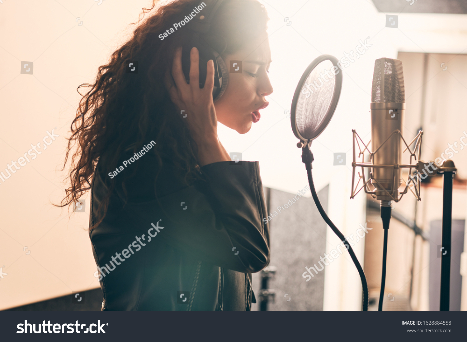 Pretty female singer recording in music studio_站酷海洛_正版图片_视频_字体_音乐素材交易平台 ...