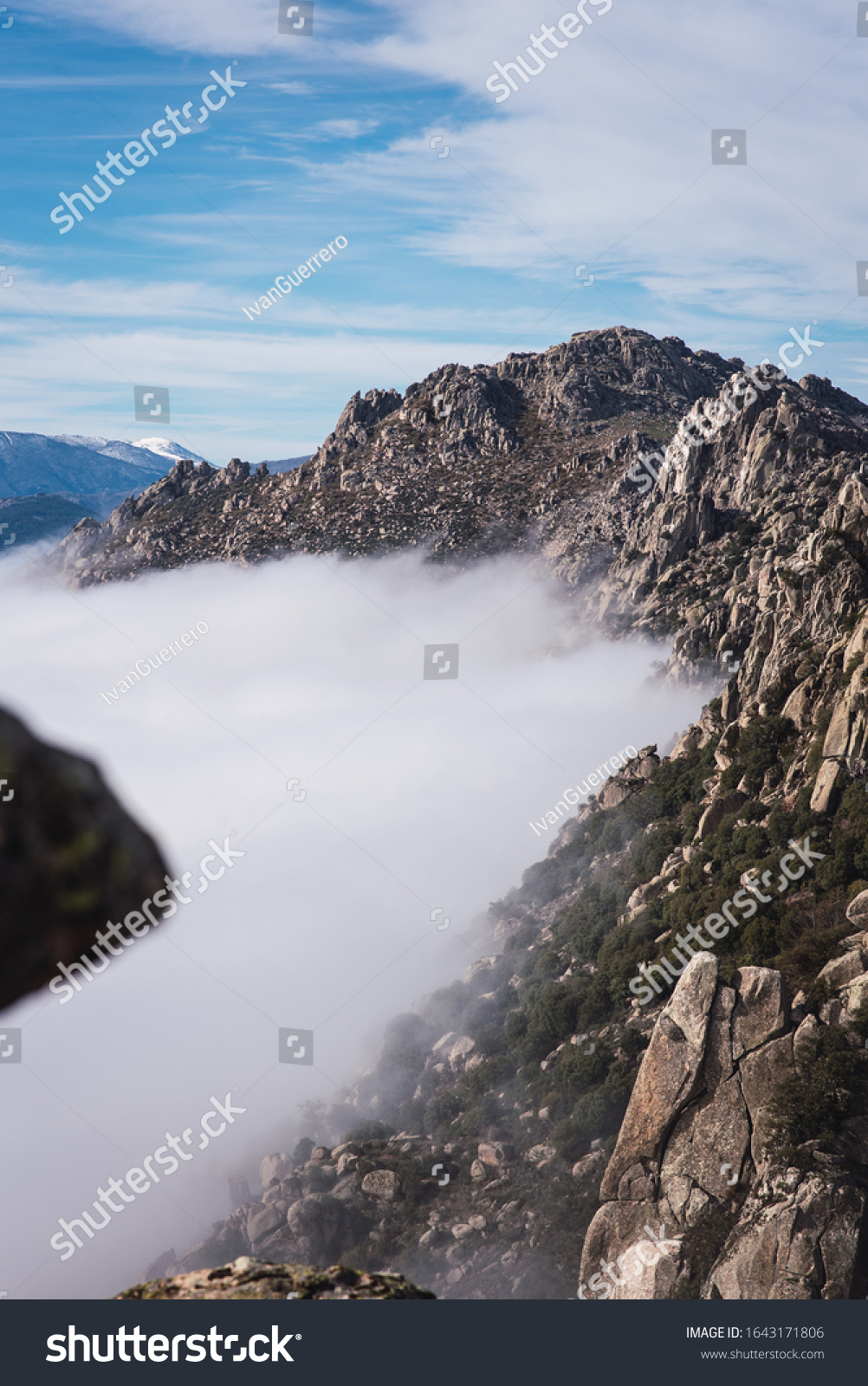 mountain with clouds and fog cliff sky_站酷海洛_正版图片_视频_字体_音乐素材交易平台_站酷旗下品牌