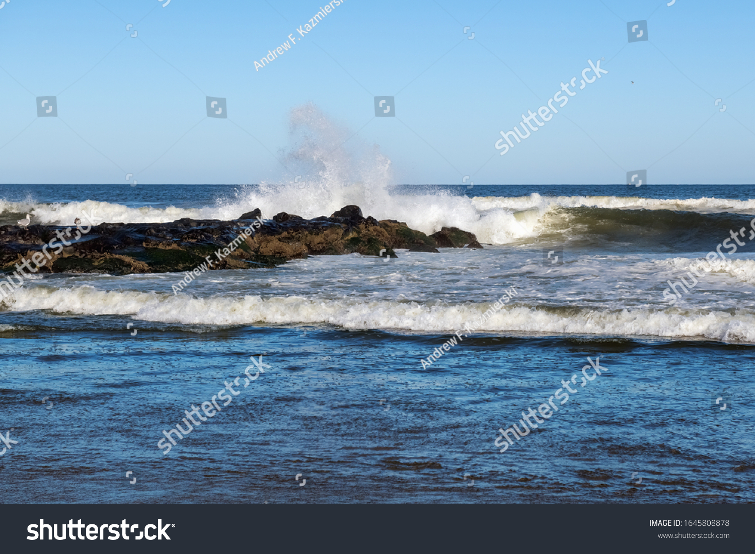 Waves crash on the jetty along the beach in Spring Lake New Jersey._站酷海 ...