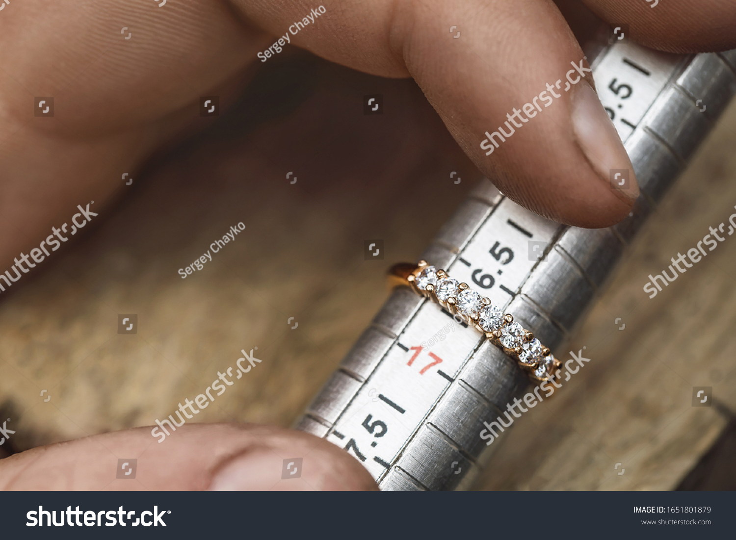 The jeweler checks the size of the gold ring close-up_站酷海洛_正版图片_视频_字体_音乐素材交易平台_站酷旗下品牌