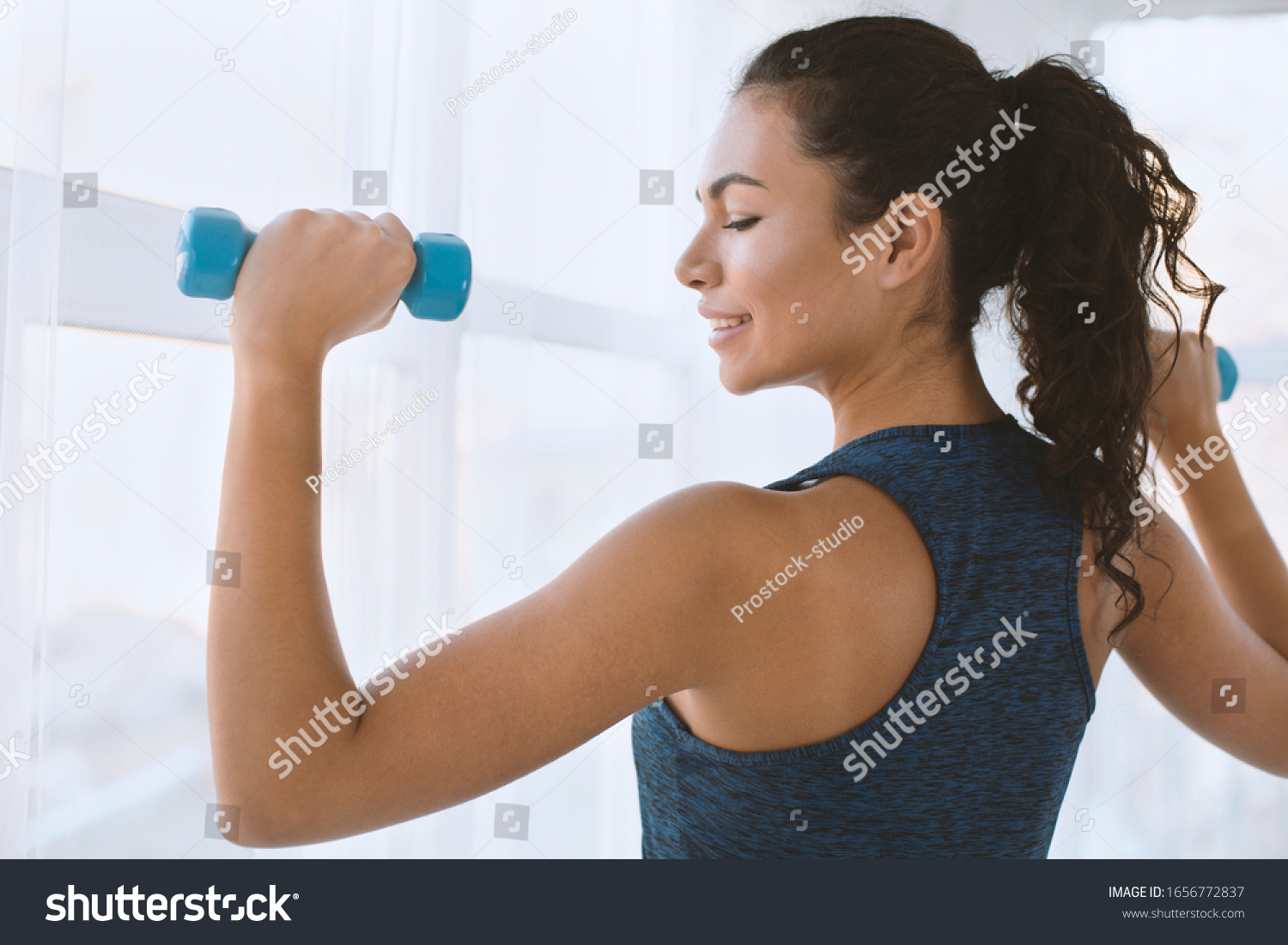 Fit Hispanic girl on training with dumbbells in gym_站酷海洛_正版图片_视频_字体_音乐 ...
