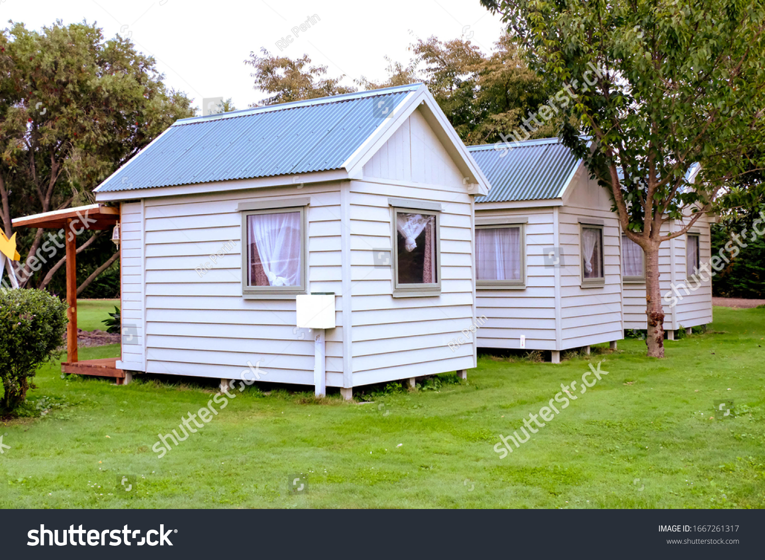 Group of White small cottage on green field_站酷海洛_正版图片_视频_字体_音乐素材交易平台_站酷旗下品牌