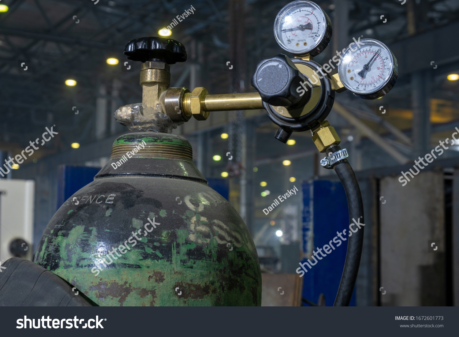 Gas reducer on a cylinder with a welding mixture. Welding equipment._站酷海洛_正版图片_视频_字体_音乐素材交易平台_站酷旗下品牌