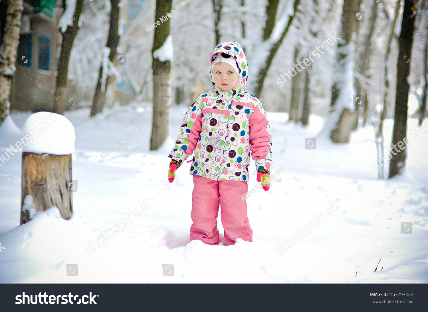 Little girl in the snow suit on a winter day_站酷海洛_正版图片_视频_字体_音乐素材交易平台_站 ...