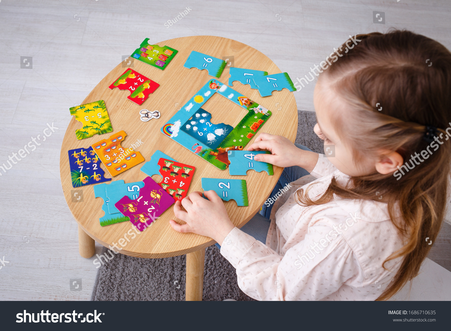 Girl solve math examples on the table game _站酷海洛_正版图片_视频_字体_音乐素材交易平台_站酷旗下品牌
