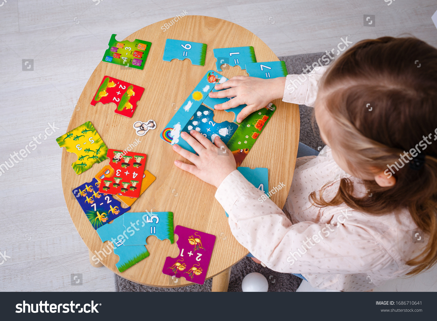 Girl solve math examples on the table game _站酷海洛_正版图片_视频_字体_音乐素材交易平台_站酷旗下品牌