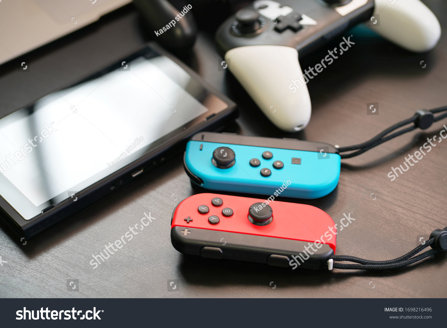 gaming controller on desk at home office _站酷海洛_正版图片_视频_字体_音乐素材交易平台_站酷旗下品牌