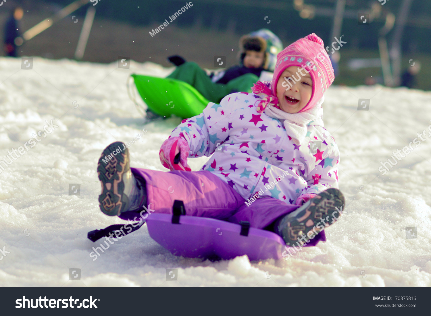 Sledding winter fun snow family sledding _站酷海洛_正版图片_视频_字体_音乐素材交易平台_站酷旗下品牌