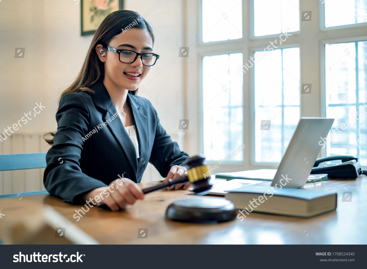 beautiful young asian lawyer woman sitting working in the office._站酷海洛 ...