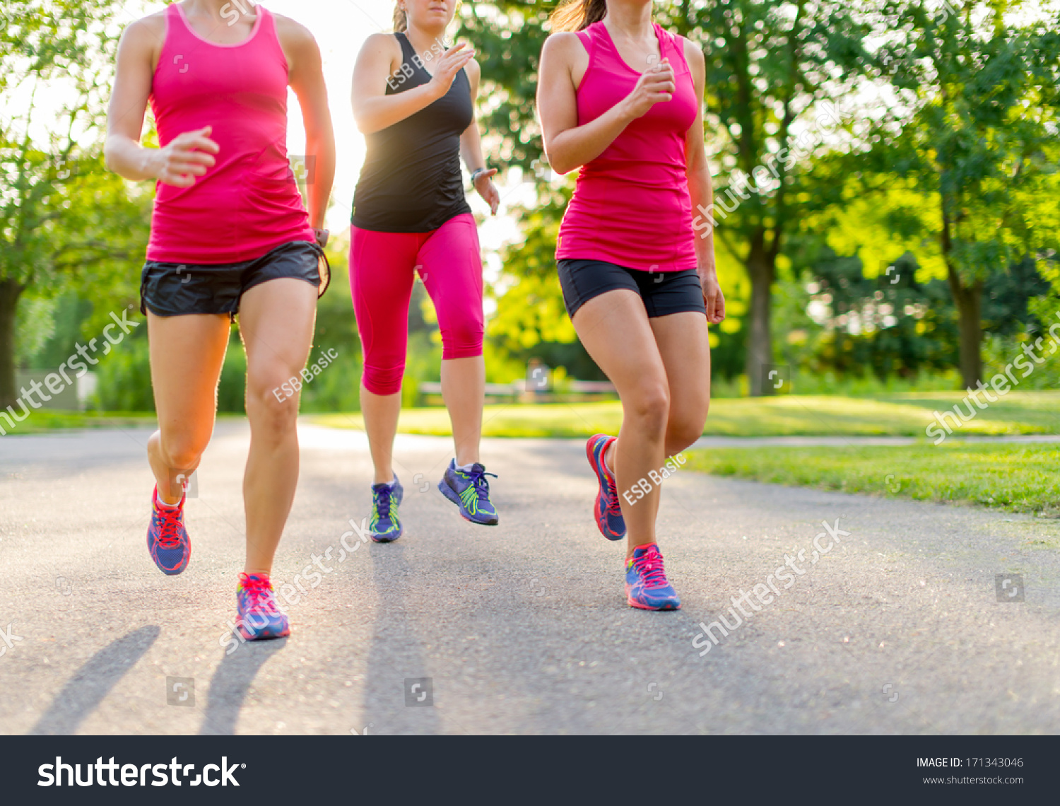 group of healthy girls running outdoors at sunset with lens flare._站酷海洛_正版图片_视频_字体_音乐素材交易平台_站酷旗下品牌