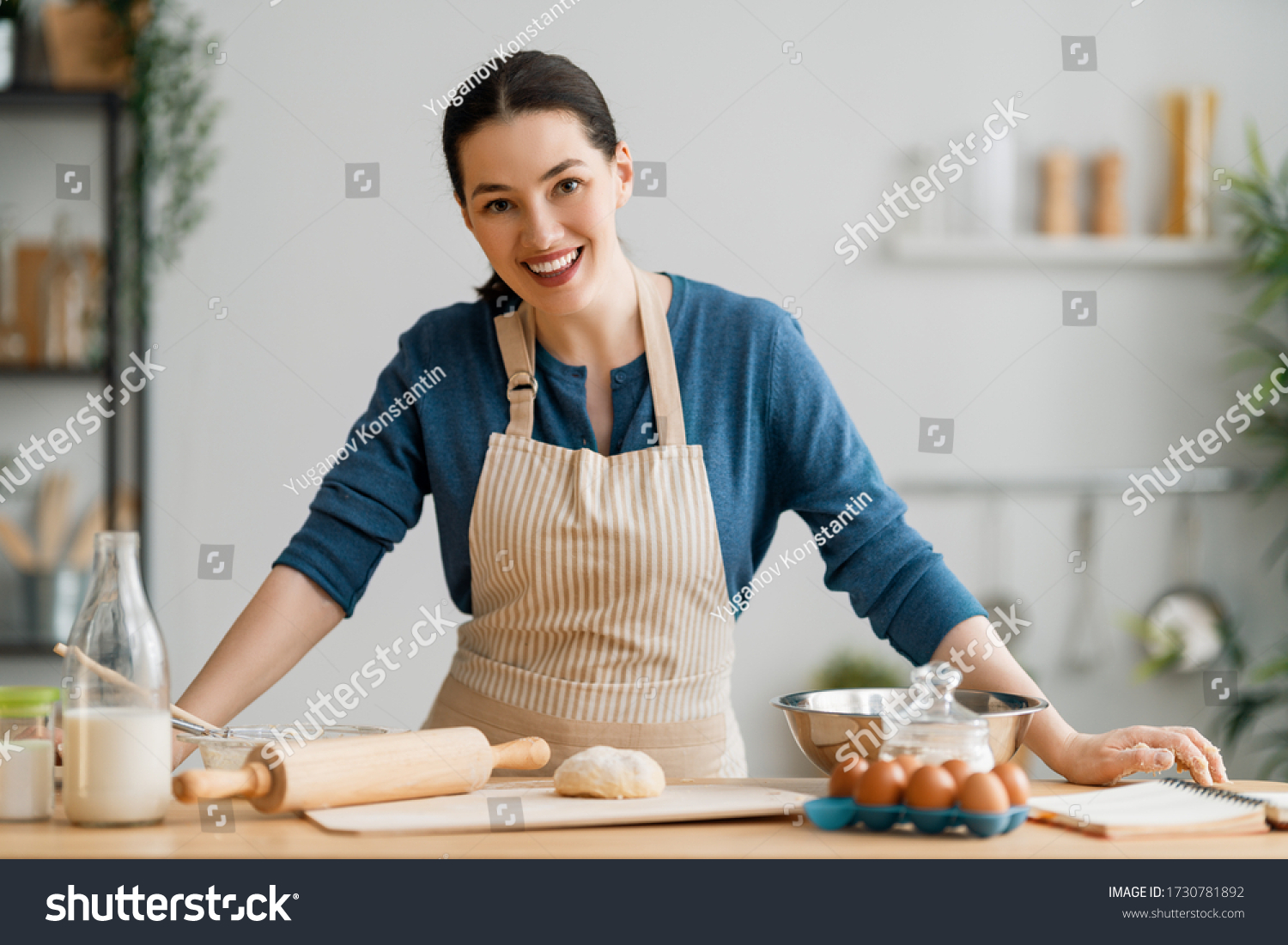 Happy woman is preparing bakery. Girls is cooking cookies in the kitchen. Homemade food._站酷海洛_正版 ...