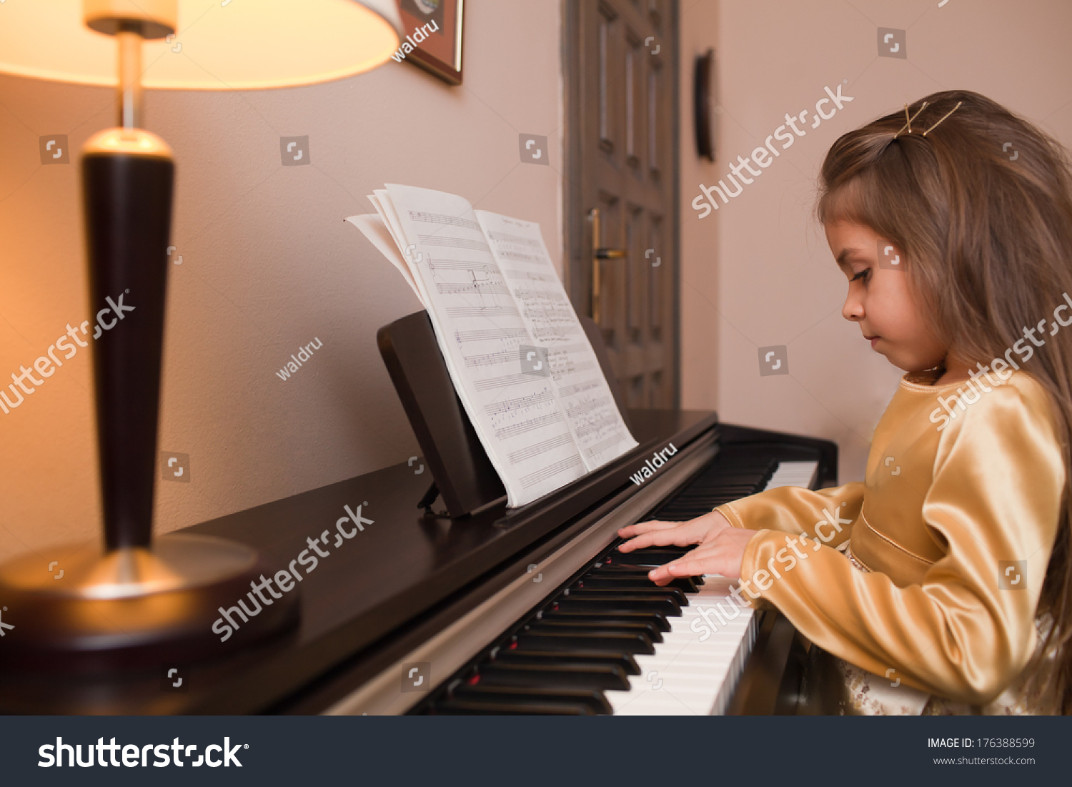 Little girl playing the piano with notes_站酷海洛_正版图片_视频_字体_音乐素材交易平台_站酷旗下品牌