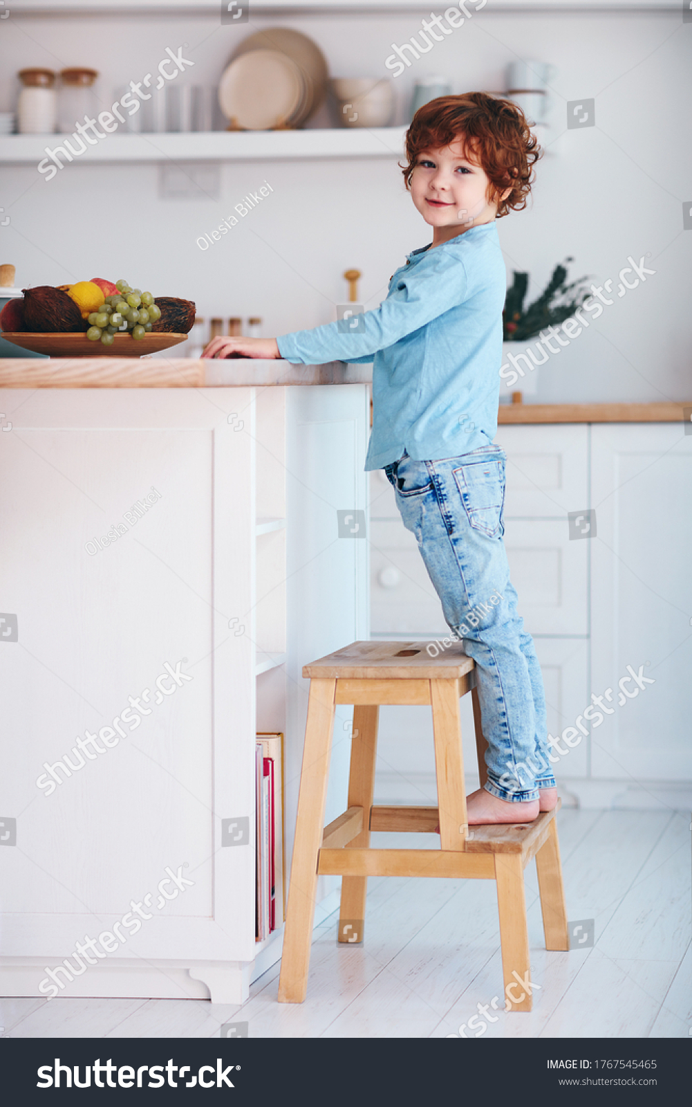 cute redhead kid boy standing on step stool in the kitchen_站酷海洛_正版图片_视频 ...