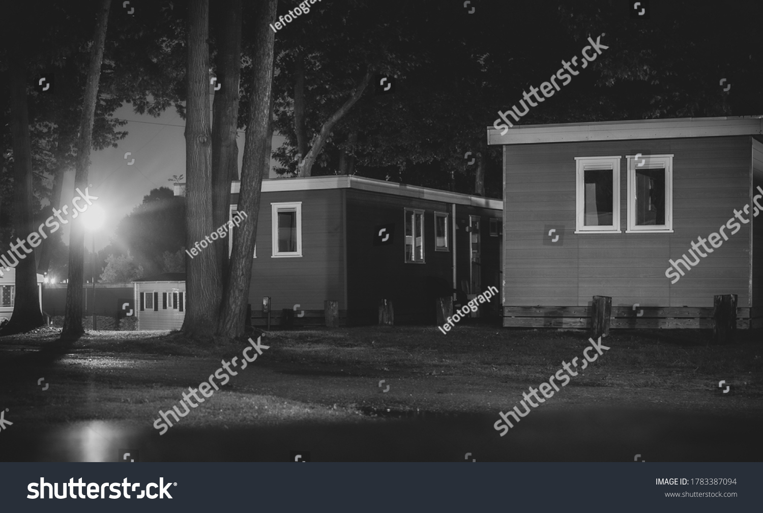 Dutch mobile homes at night_站酷海洛_正版图片_视频_字体_音乐素材交易平台_站酷旗下品牌