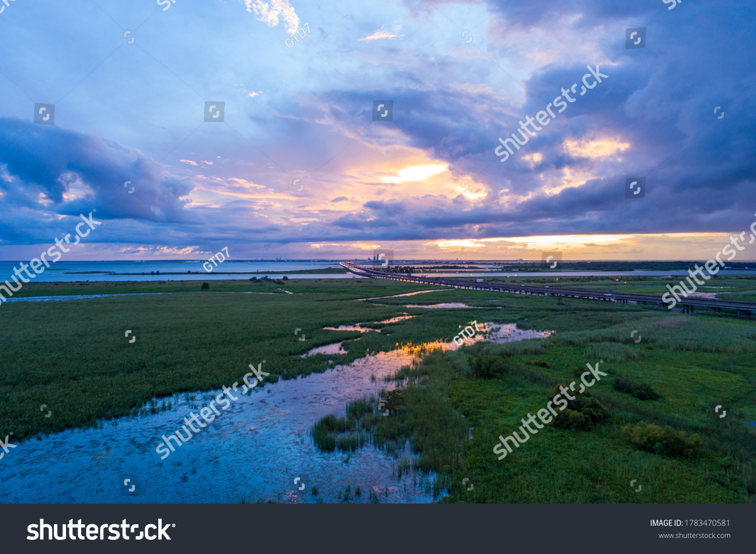 Cloudy sunset over Mobile Bay on the Alabama Gulf Coast _站酷海洛_正版图片_视频_字体_音乐素材交易平台_站酷旗下品牌