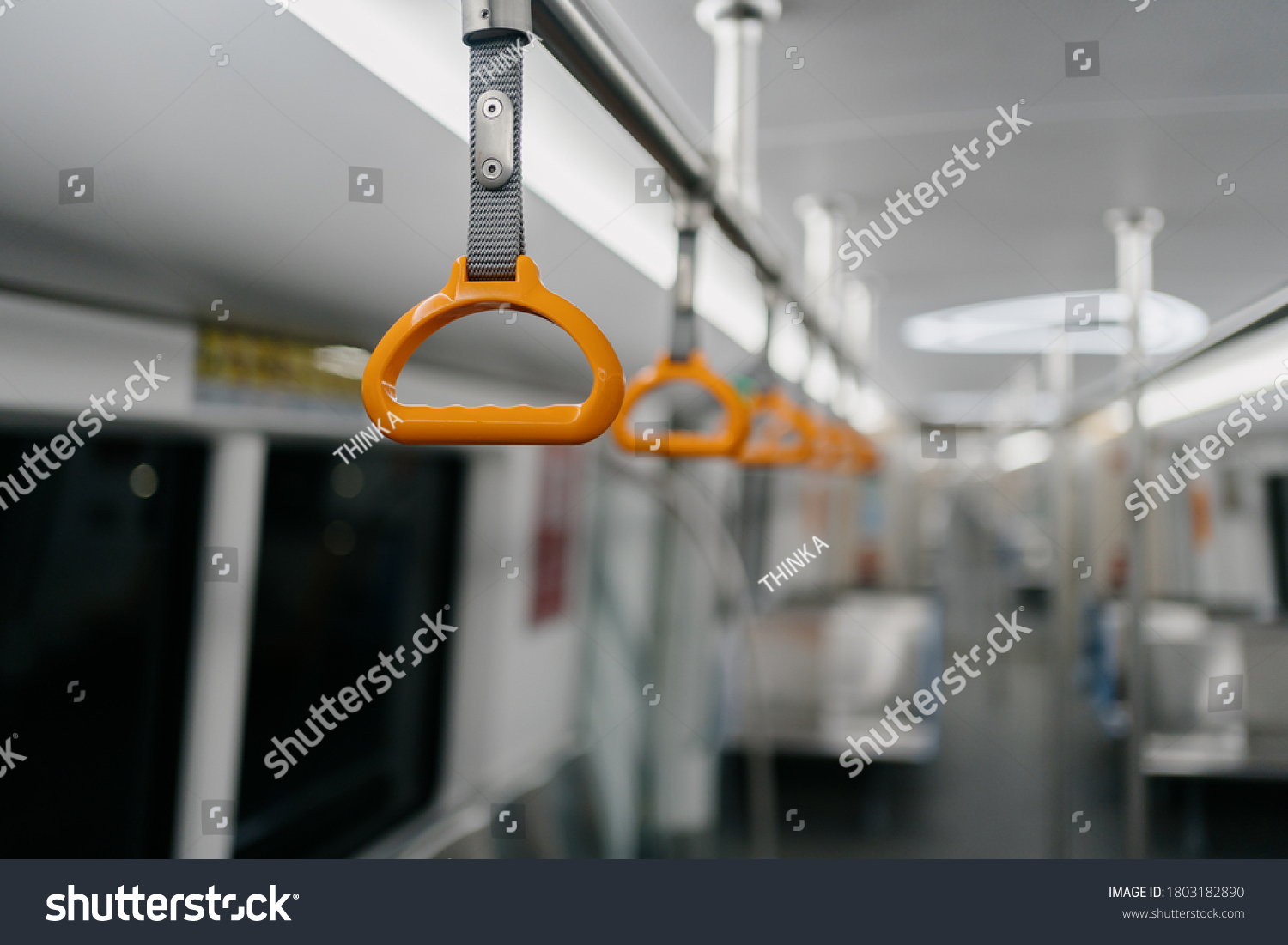 close-up of yellow handle in metro_站酷海洛_正版图片_视频_字体_音乐素材交易平台_站酷旗下品牌