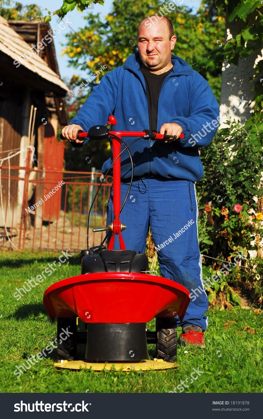 man with lawn mower_站酷海洛_正版图片_视频_字体_音乐素材交易平台_站酷旗下品牌