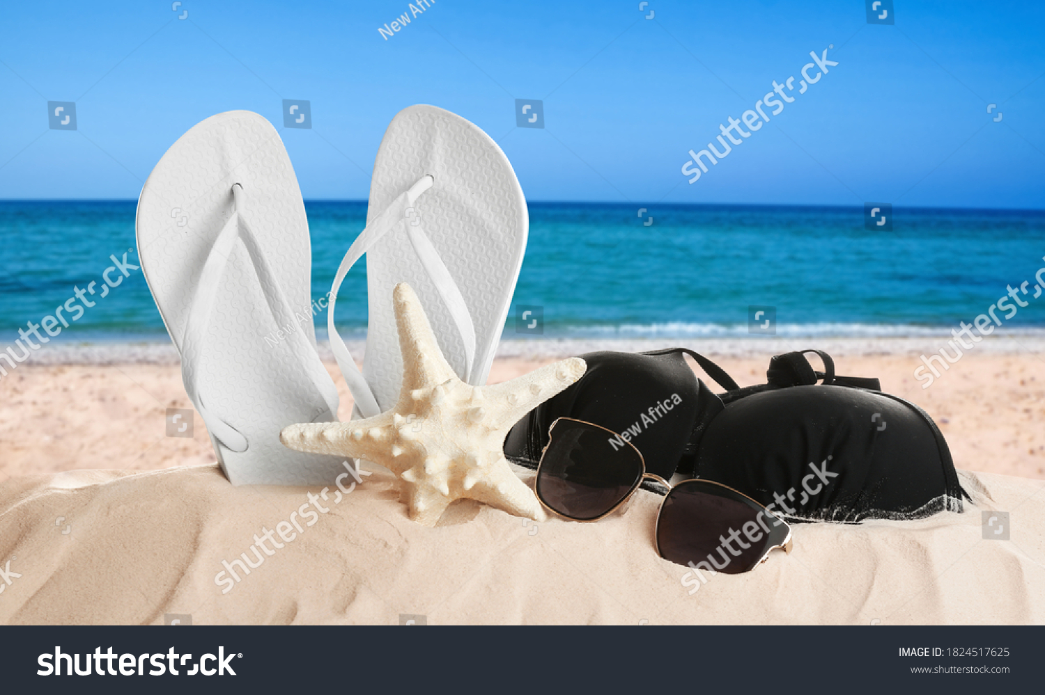 Different beach accessories on sand near sea_站酷海洛_正版图片_视频_字体_音乐素材交易平台_站 ...