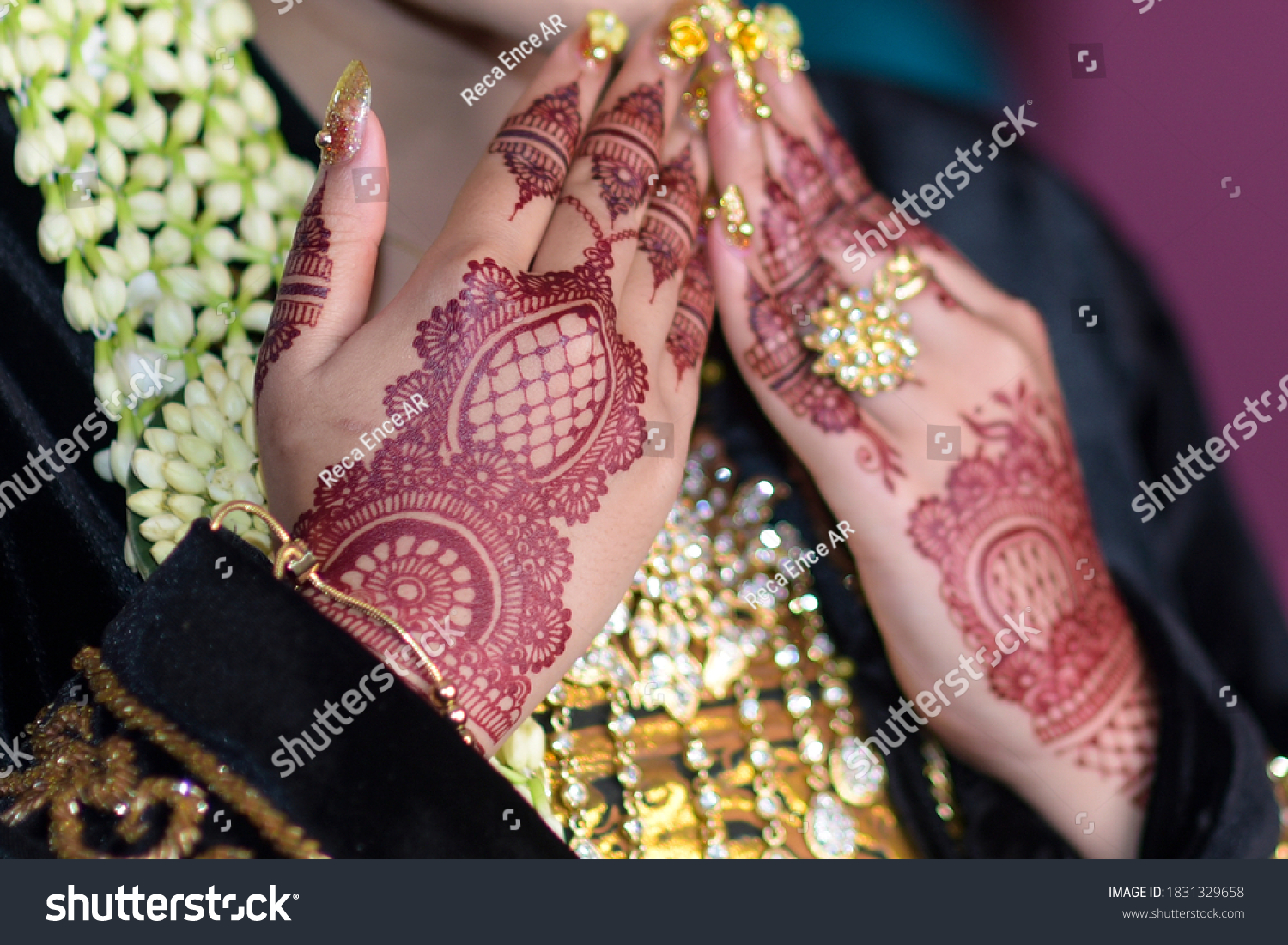 The bride of Java Indonesia displays henna designs in her hands._站酷海洛_正版图片_视频_字体_音乐素材交易平台_站酷旗下品牌