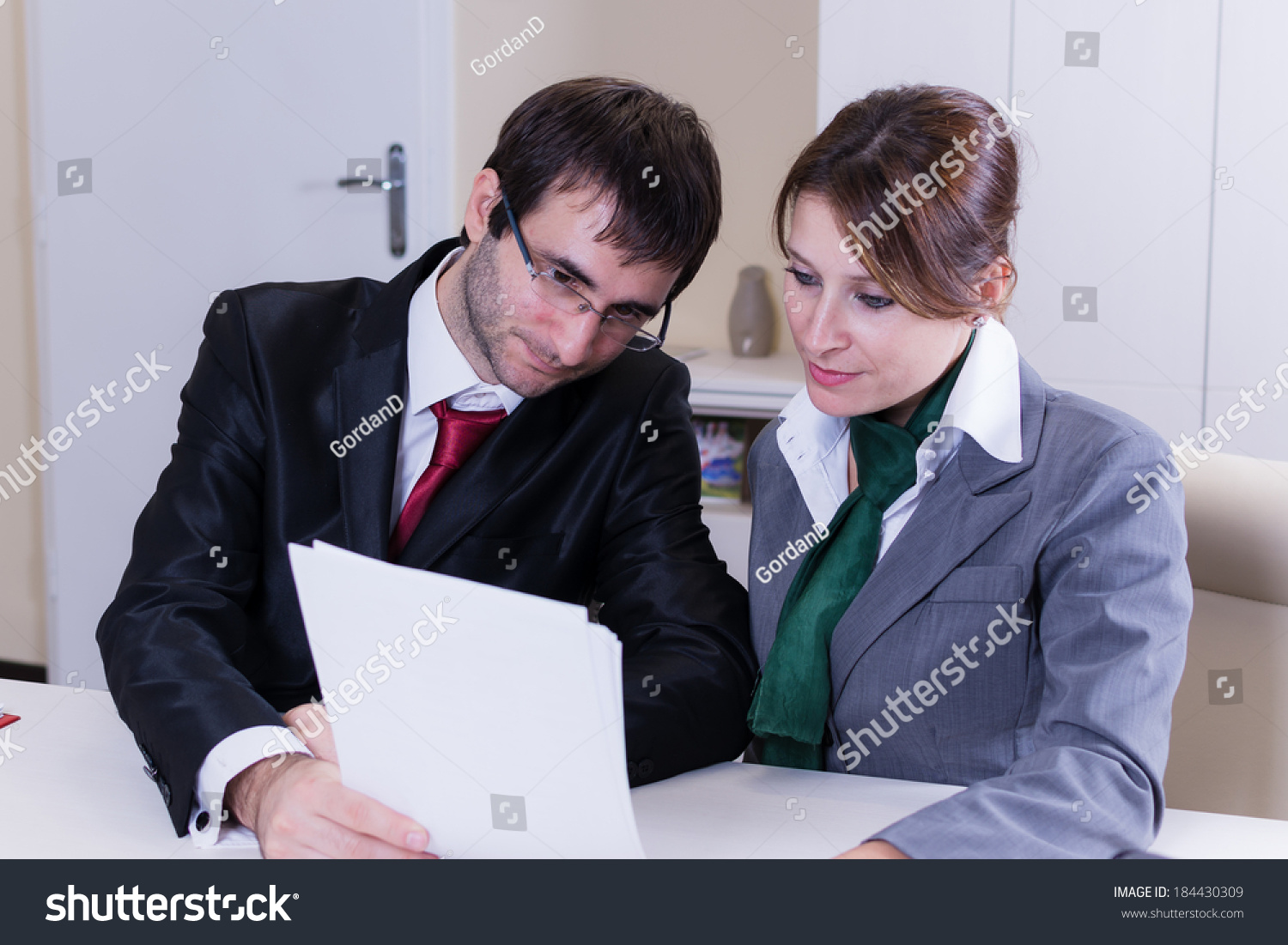 Business people checking documents _站酷海洛_正版图片_视频_字体_音乐素材交易平台_站酷旗下品牌