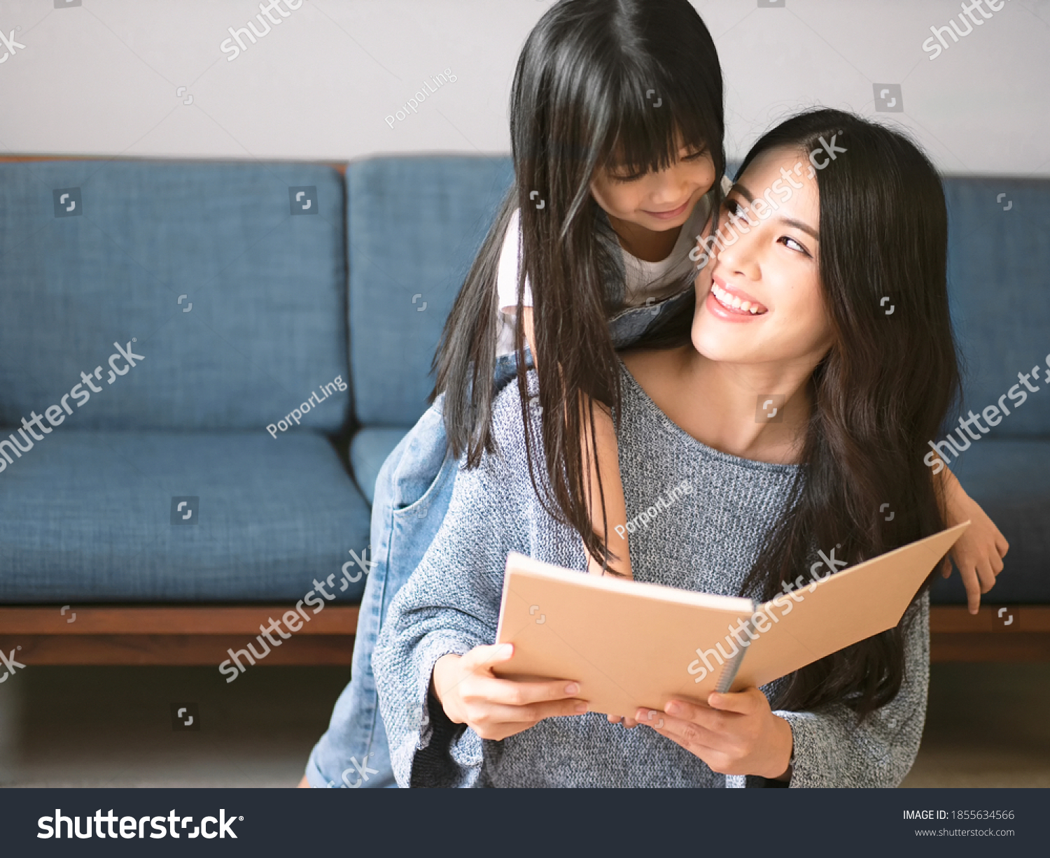 Mother and daughter asia hugging and read a book._站酷海洛_正版图片_视频_字体_音乐素材交易平台_站酷旗下品牌