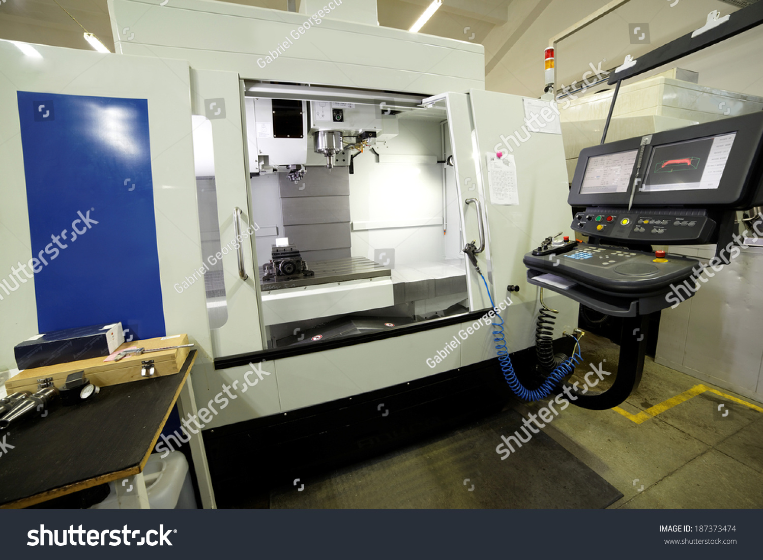 CNC machine shop with lathes technicians and workers_站酷海洛_正版图片_视频_字体_音乐 ...