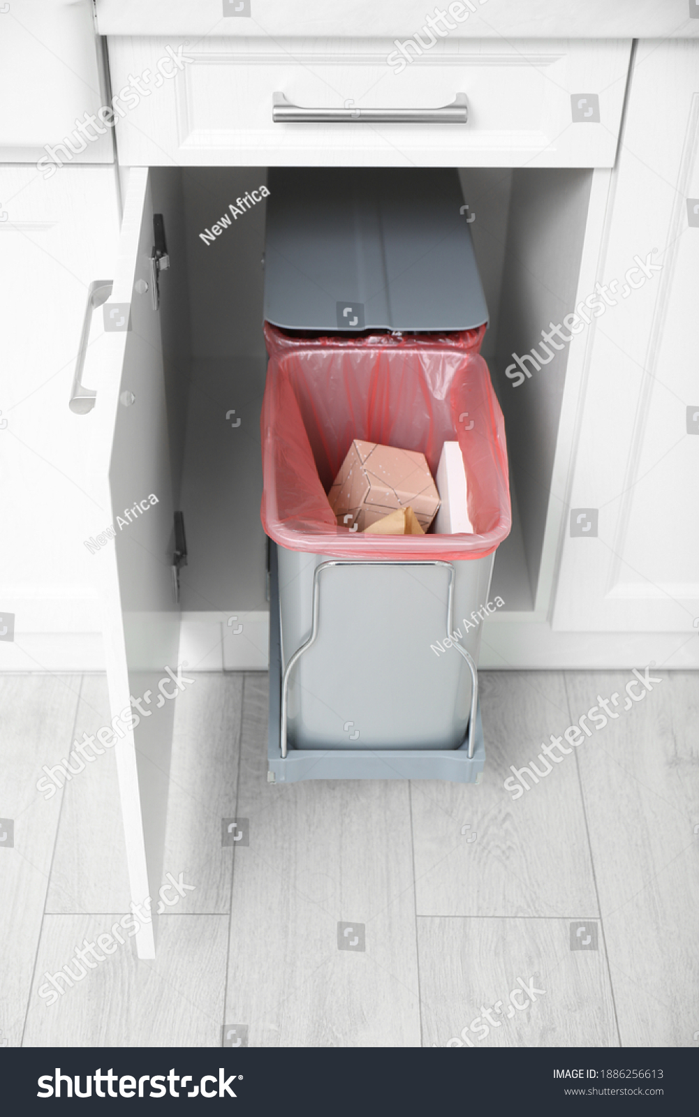 Open cabinet with full trash bin in kitchen_站酷海洛_正版图片_视频_字体_音乐素材交易平台_站酷旗下品牌