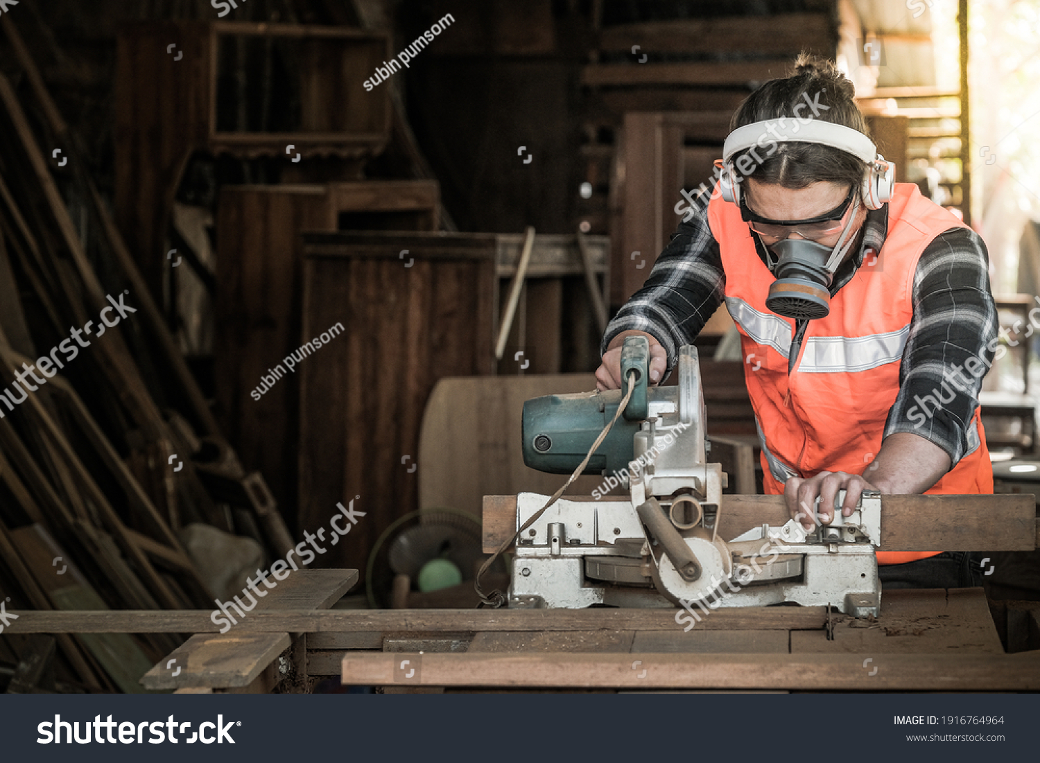 Strong man carpenter using table saw Industrial work concept_站酷海洛_正版图片 ...