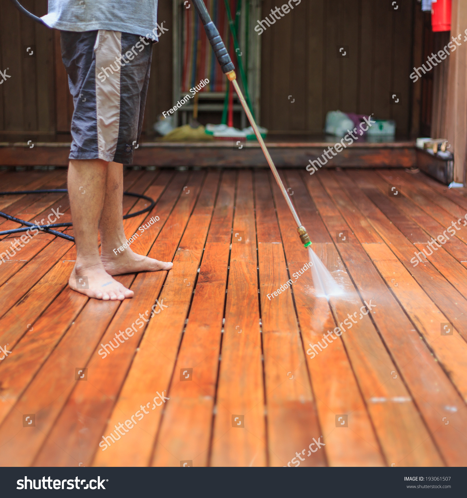 Thai man do a pressure washing on timber_站酷海洛_正版图片_视频_字体_音乐素材交易平台_站酷旗下品牌