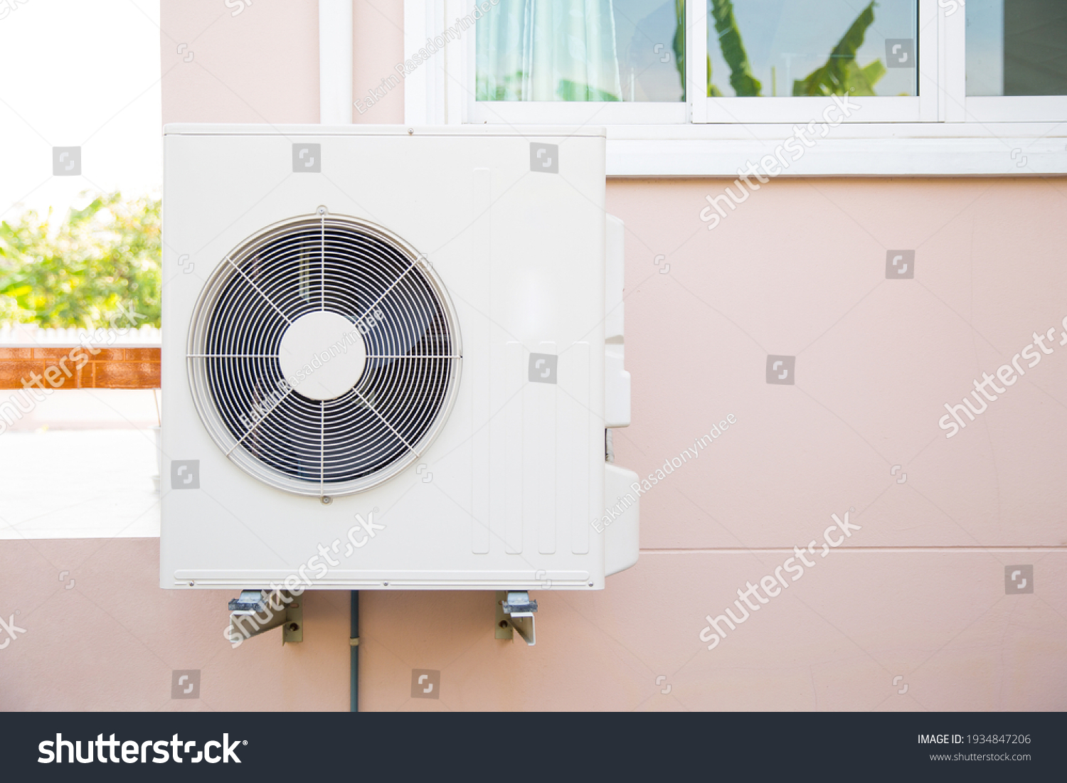 External split wall type of house air conditioner compressor unit ...
