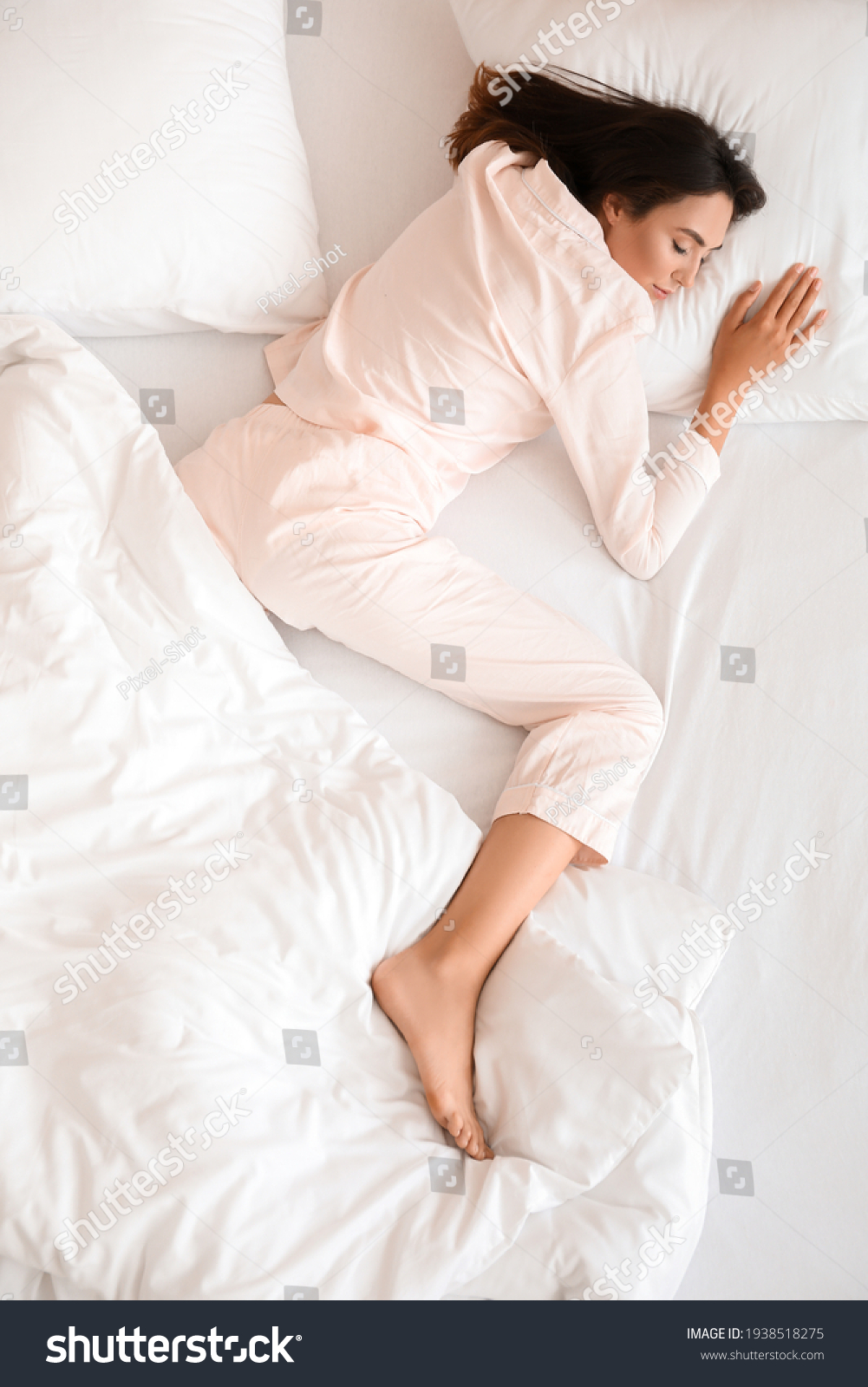 Young woman sleeping in bed top view_站酷海洛_正版图片_视频_字体_音乐素材交易平台_站酷旗下品牌