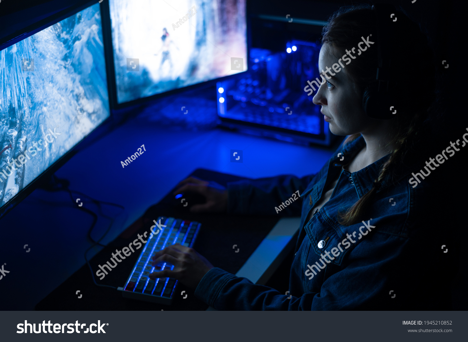 A gamer plays for a pc on two large monitors in shooters. Neon light_站酷 ...