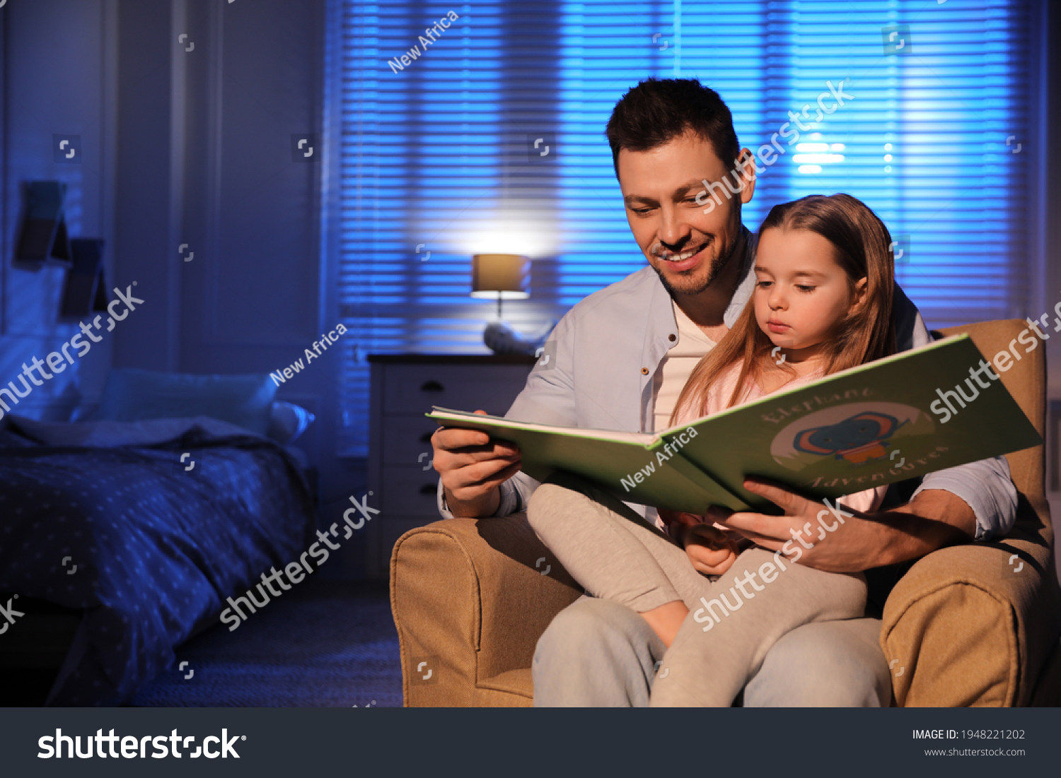 Father reading bedtime story to his daughter at home_站酷海洛_正版图片_视频_字体_音乐素材交易平台_站酷旗下品牌