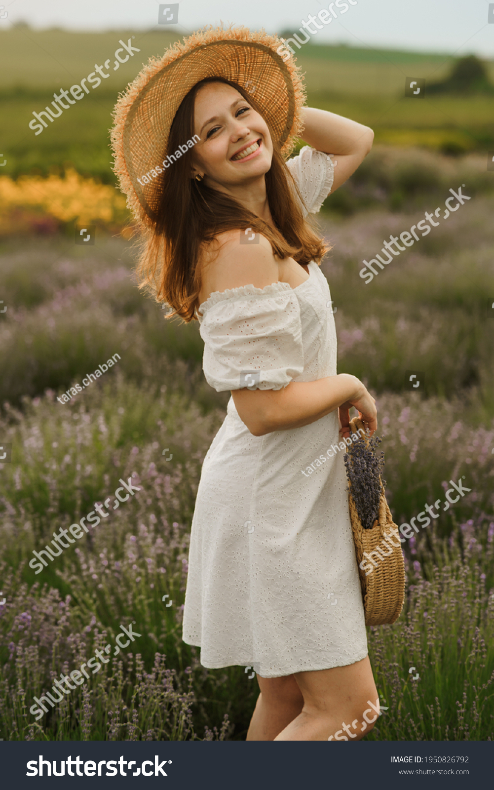 Lavender field. Girl with flowers. Woman in field._站酷海洛_正版图片_视频_字体_音乐素材 ...