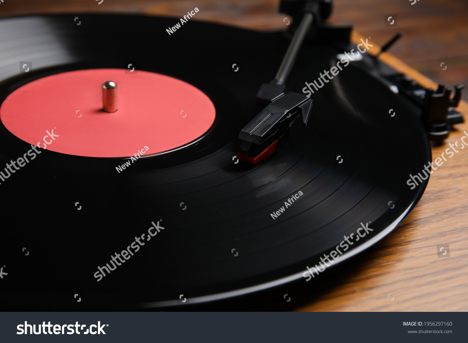 Modern vinyl record player with disc on table closeup_站酷海洛_正版图片_视频_字体 ...