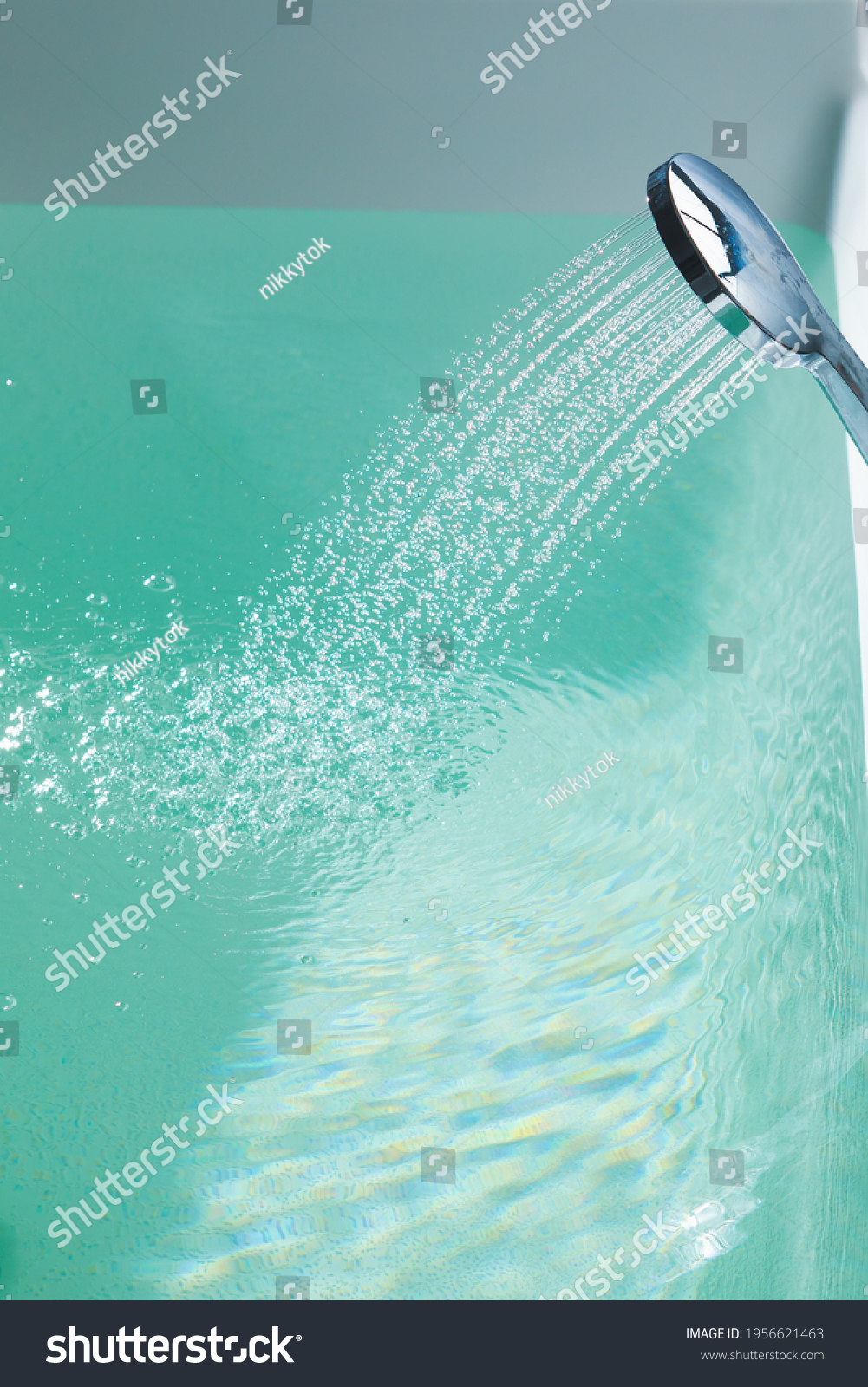 douche filling a bathtub with water stream_站酷海洛_正版图片_视频_字体_音乐素材交易平台_站酷旗下品牌