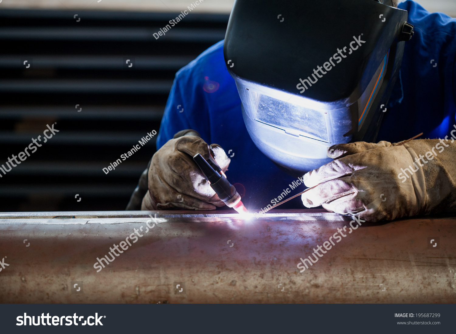 Welder in blue suit with proper protection_站酷海洛_正版图片_视频_字体_音乐素材交易平台_站酷旗下品牌