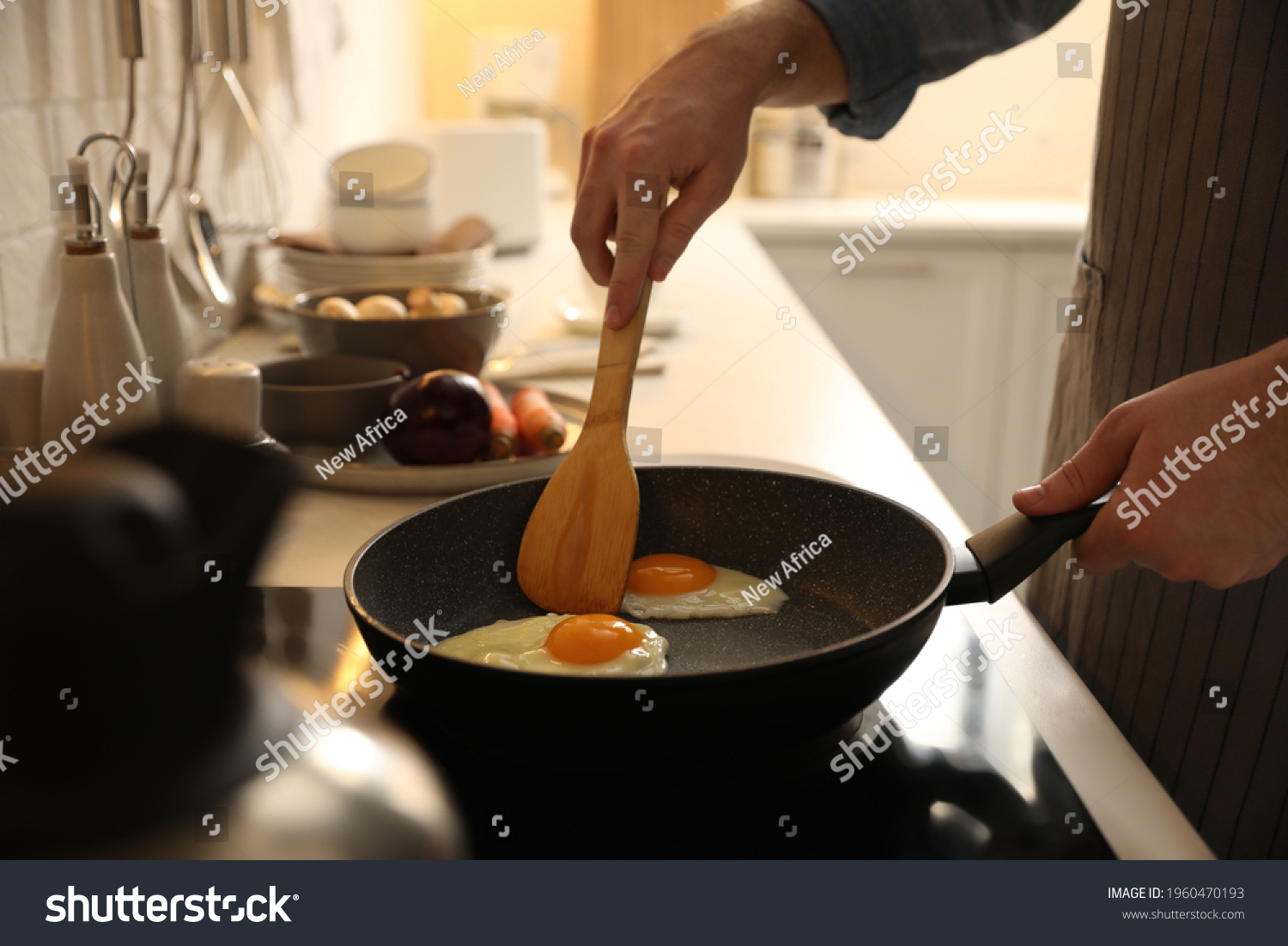 Man cooking eggs in frying pan closeup_站酷海洛_正版图片_视频_字体_音乐素材交易平台_站酷旗下品牌