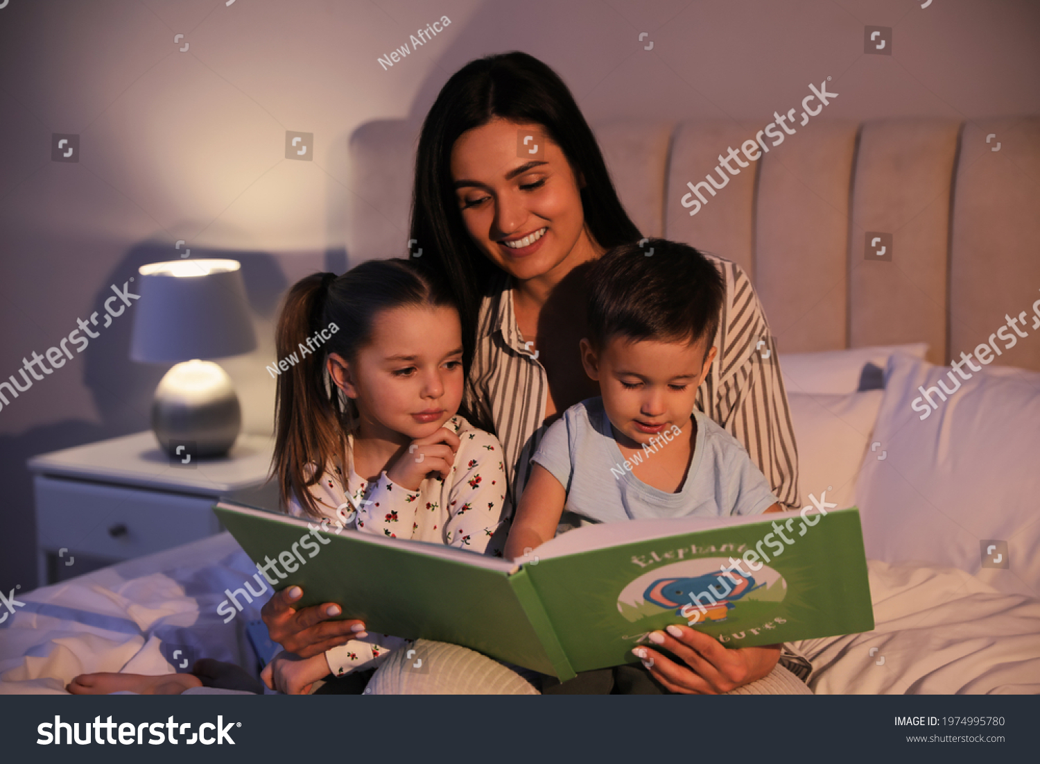 Mother reading bedtime story to her children at home_站酷海洛_正版图片_视频_字体_音乐素材交易平台_站酷旗下品牌