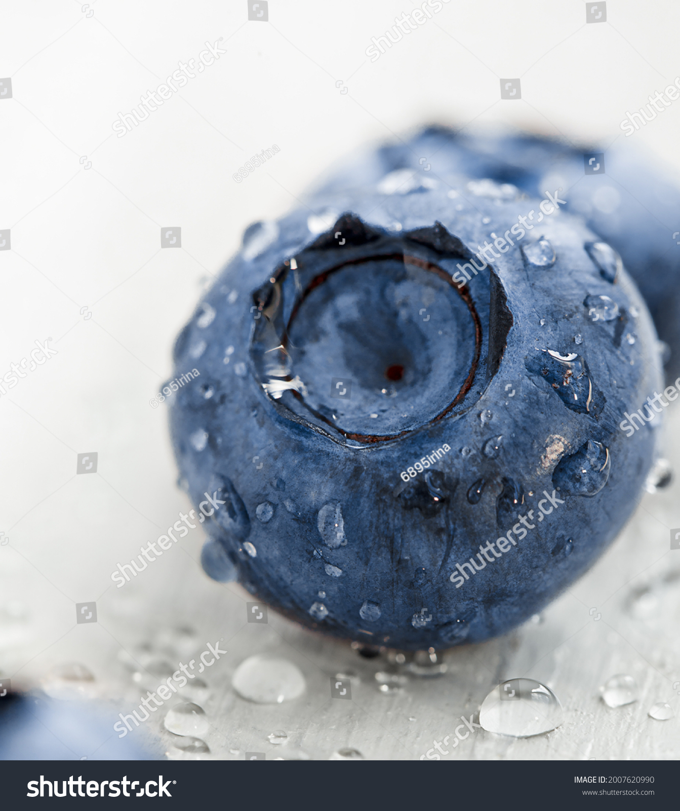 blueberries with dew drops close-up lies on a wooden table_站酷海洛_正版图片_视频 ...