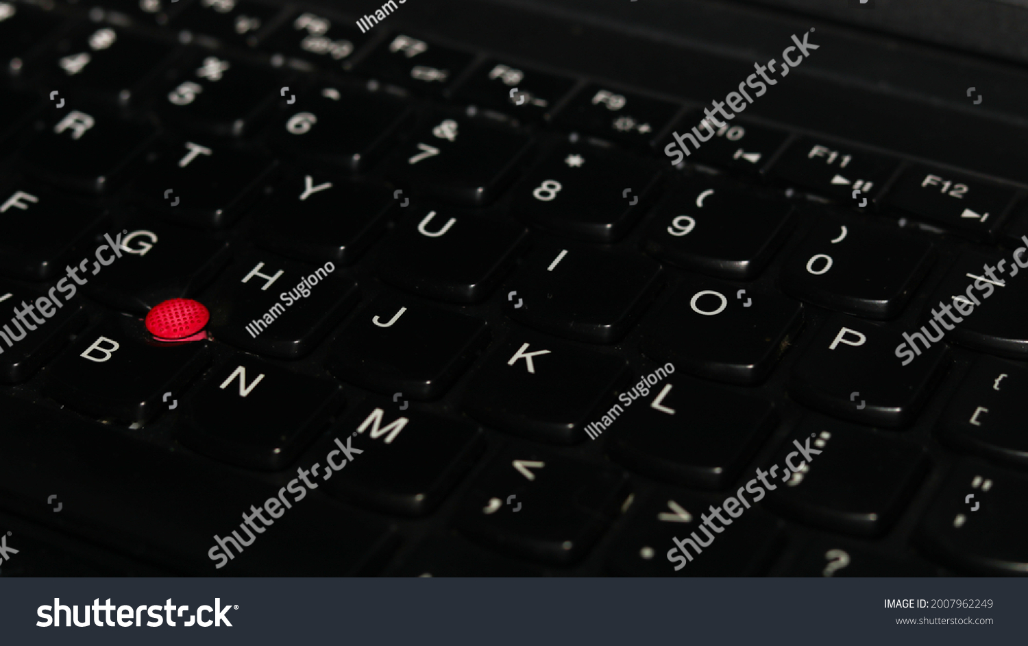 photo of keyboard with red trackpoint pointer selective focus _站酷海洛_正版 ...
