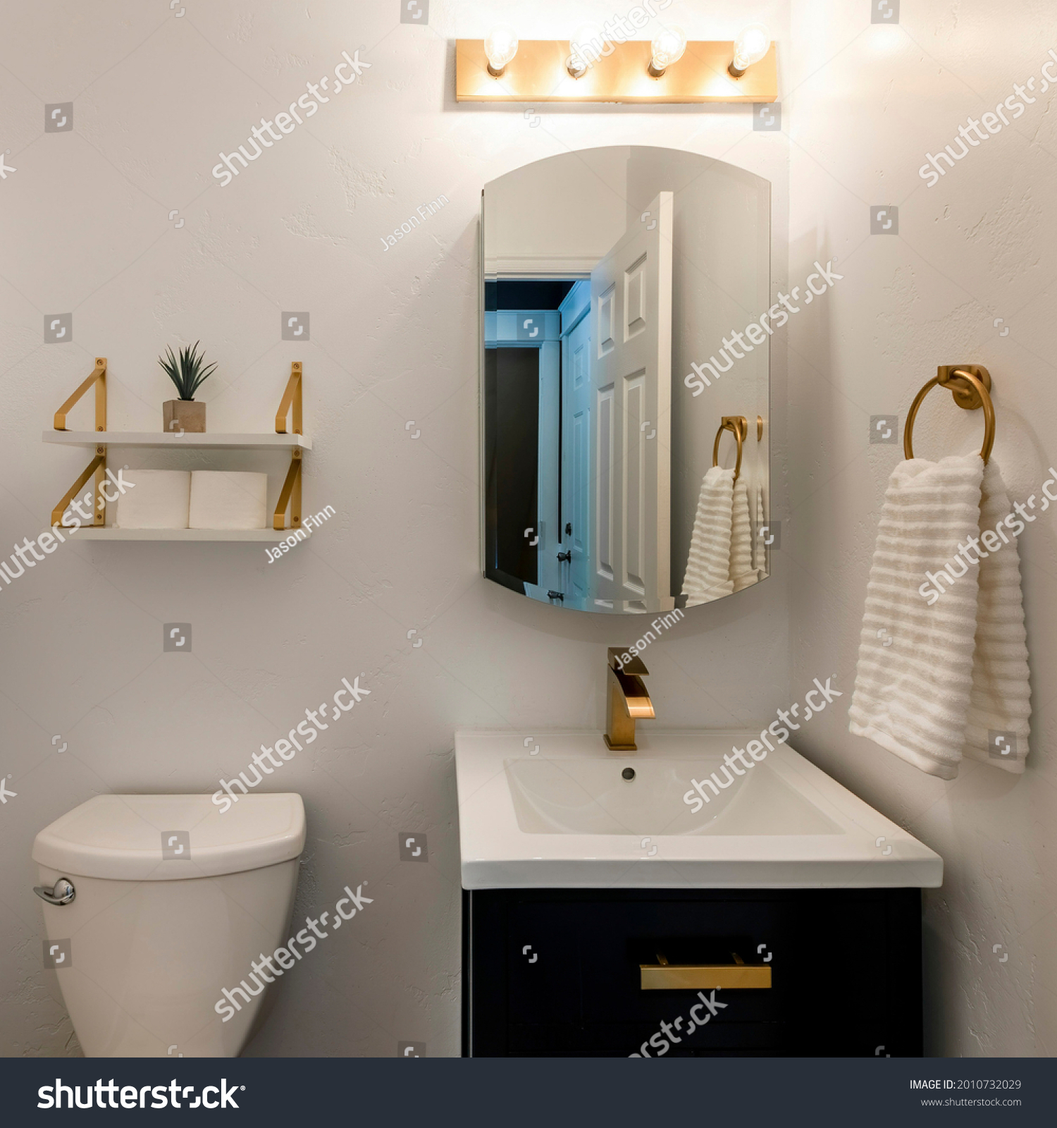 Square frame Modern powder room design with matching gold fixtures_站酷海洛 ...