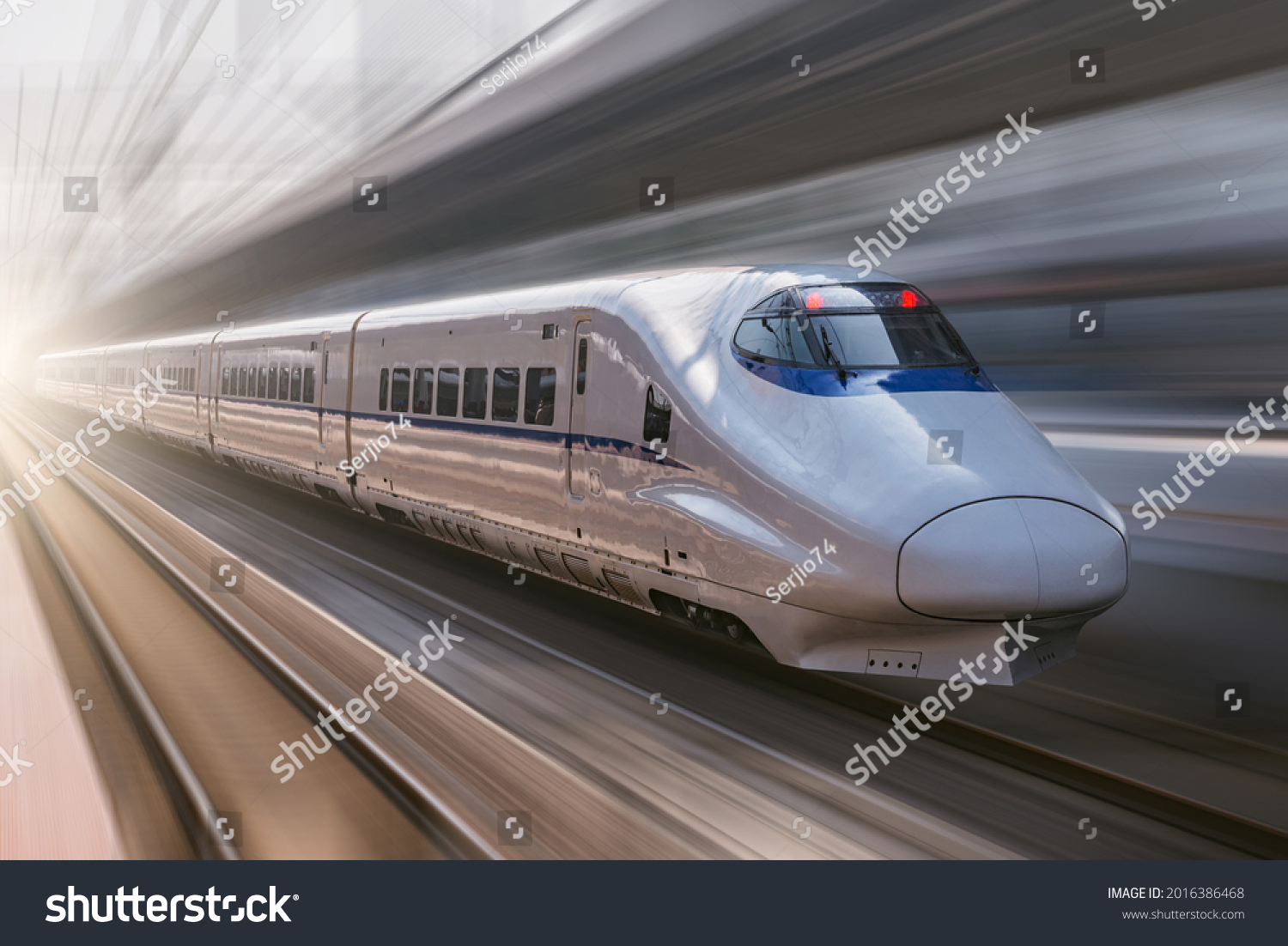 Passenger highspeed train moves fast at morning time. China._站酷海洛_正版图片_视频_字体_音乐素材交易平台_站酷旗下品牌
